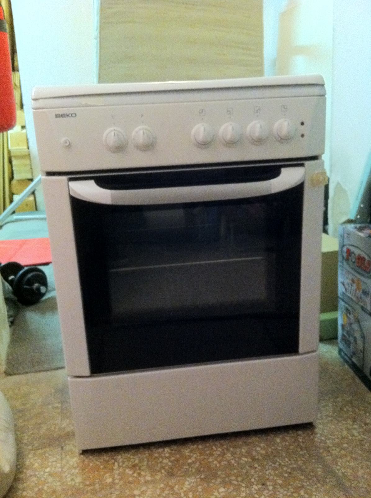 Štednjak Beko 4 x plin, električna pećnica