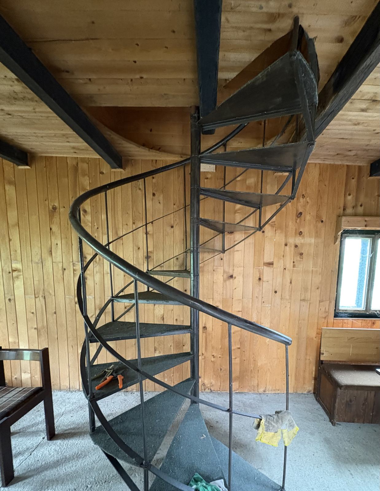 Spiralne metalne stepenice – čvrste i funkcionalne