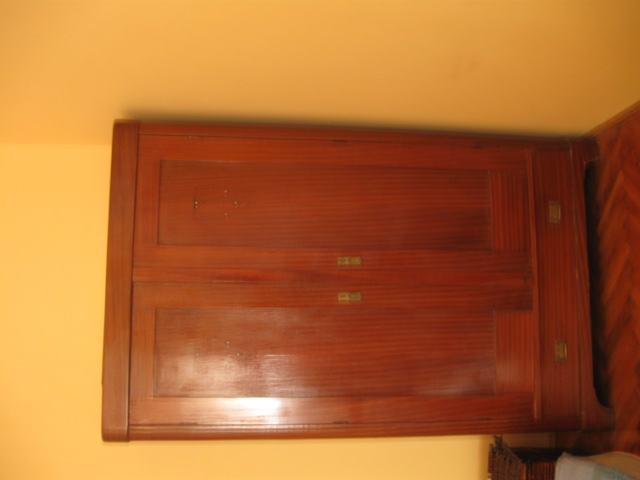 antikni ormari s ladicama i ogledalom