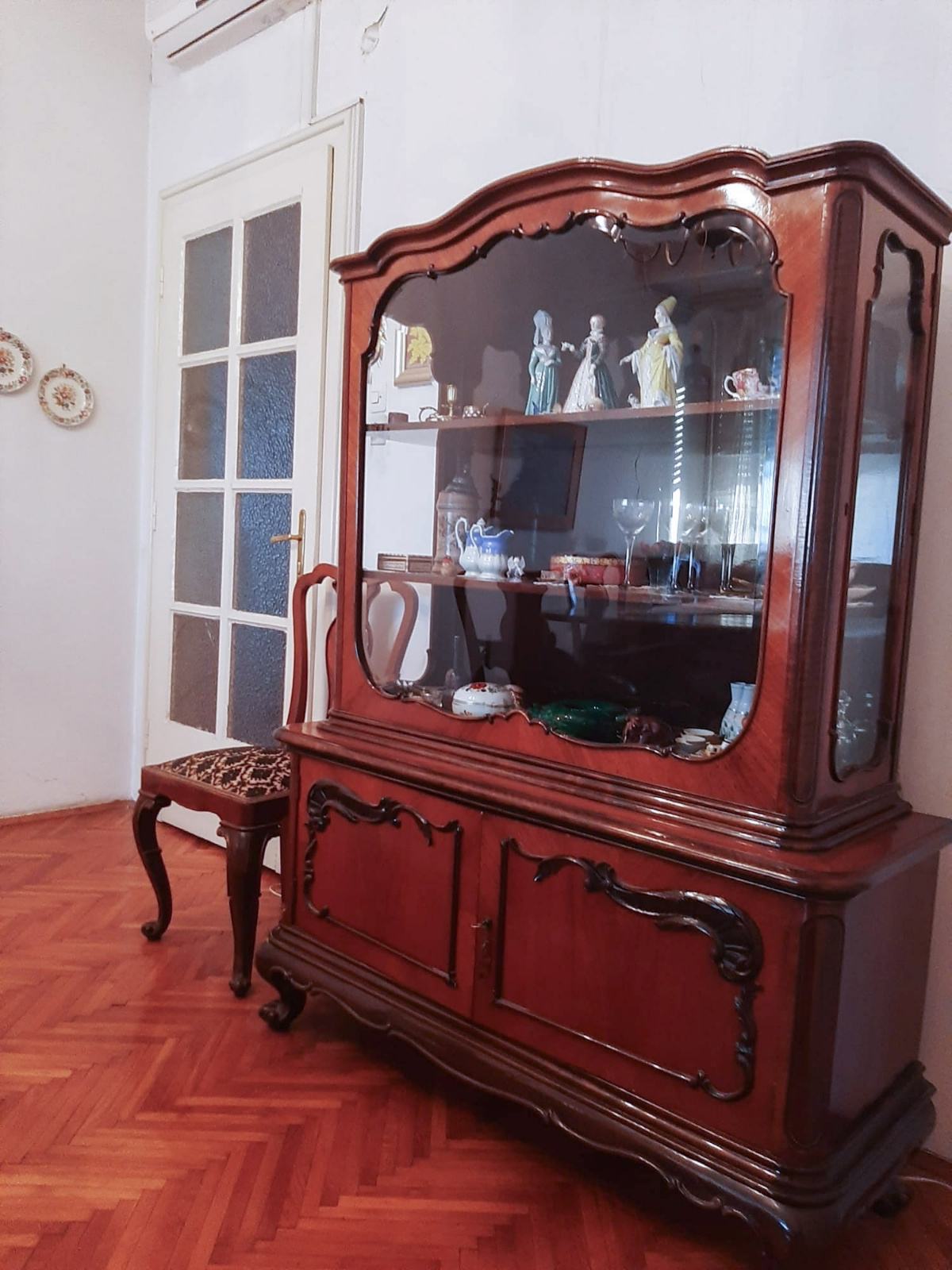 Antikna vitrina - stilska vitrina, kristaljera