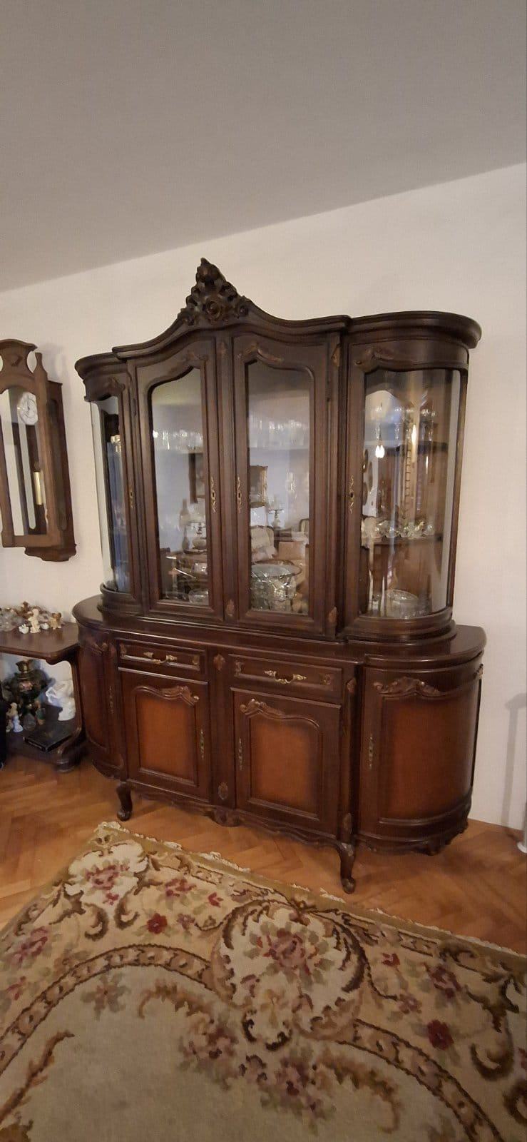 Drvena staklena vitrina