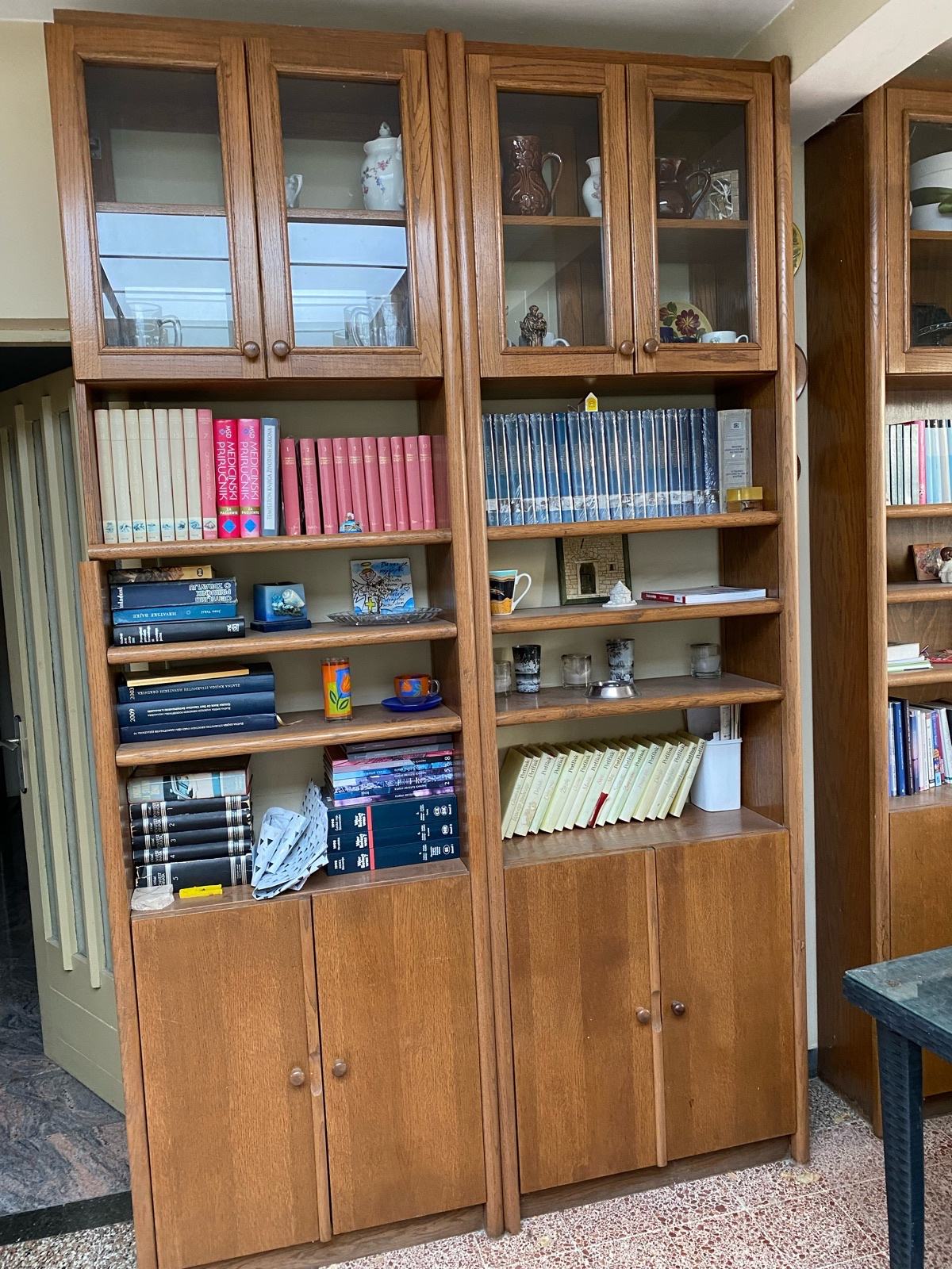 Drveni regal vitrina ormar