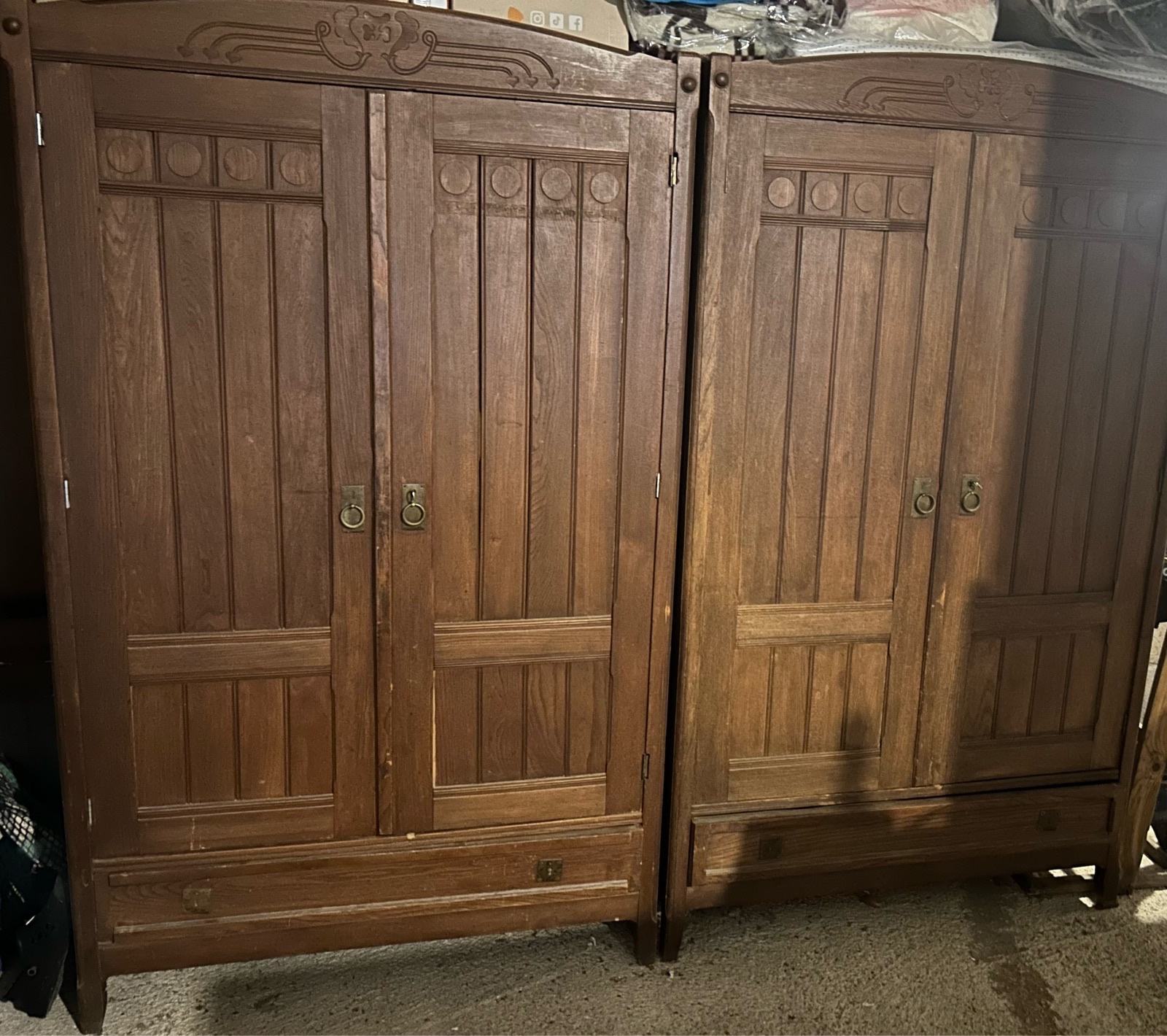 Dva ormara puno drvo