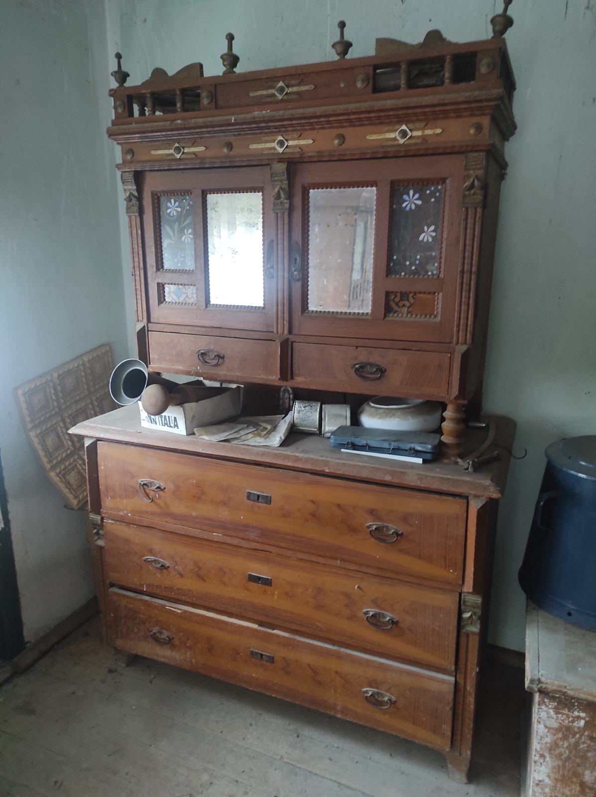 Kredenca s kraja 19. stoljeća