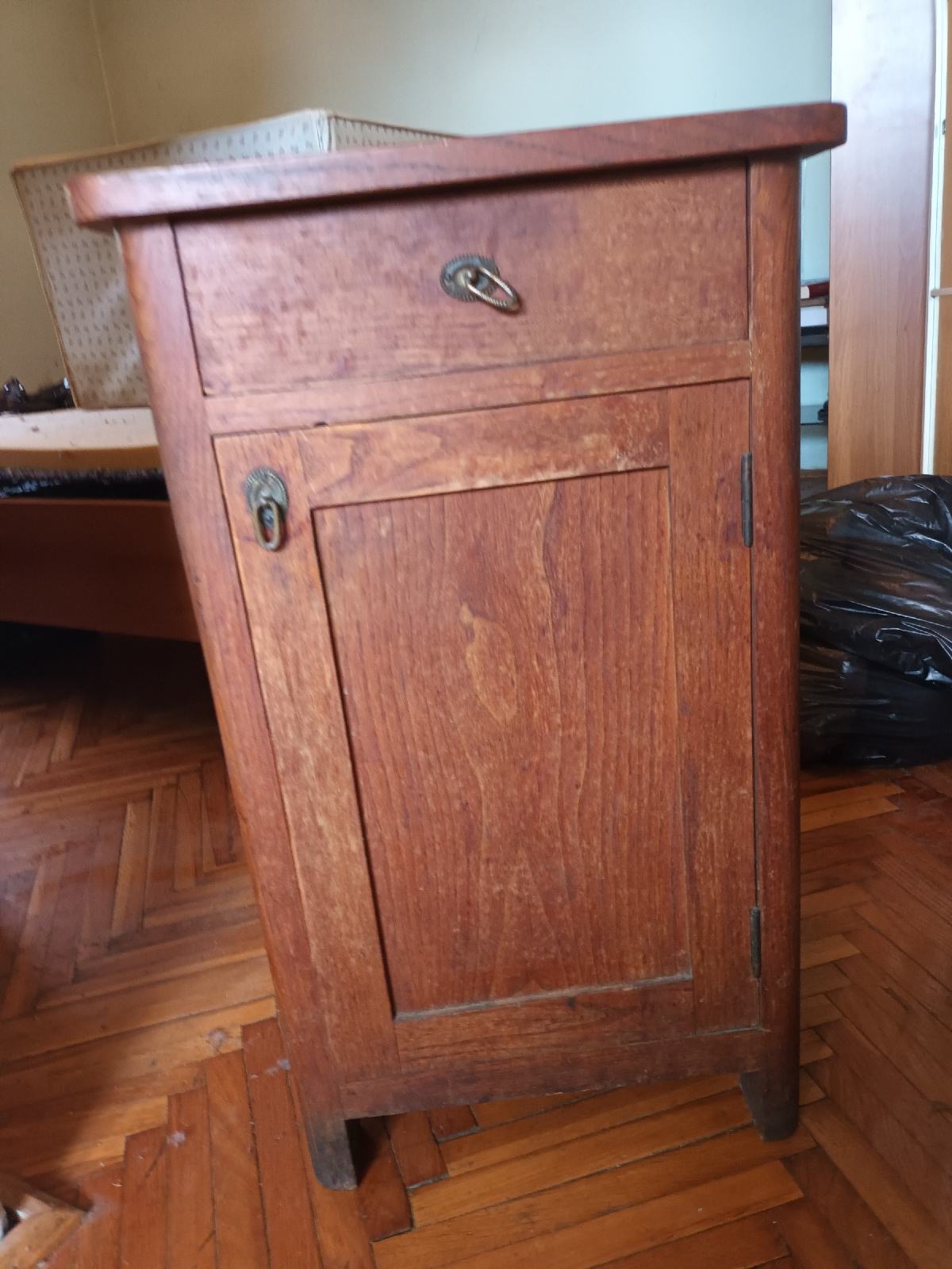 Nocni drveni ormaric