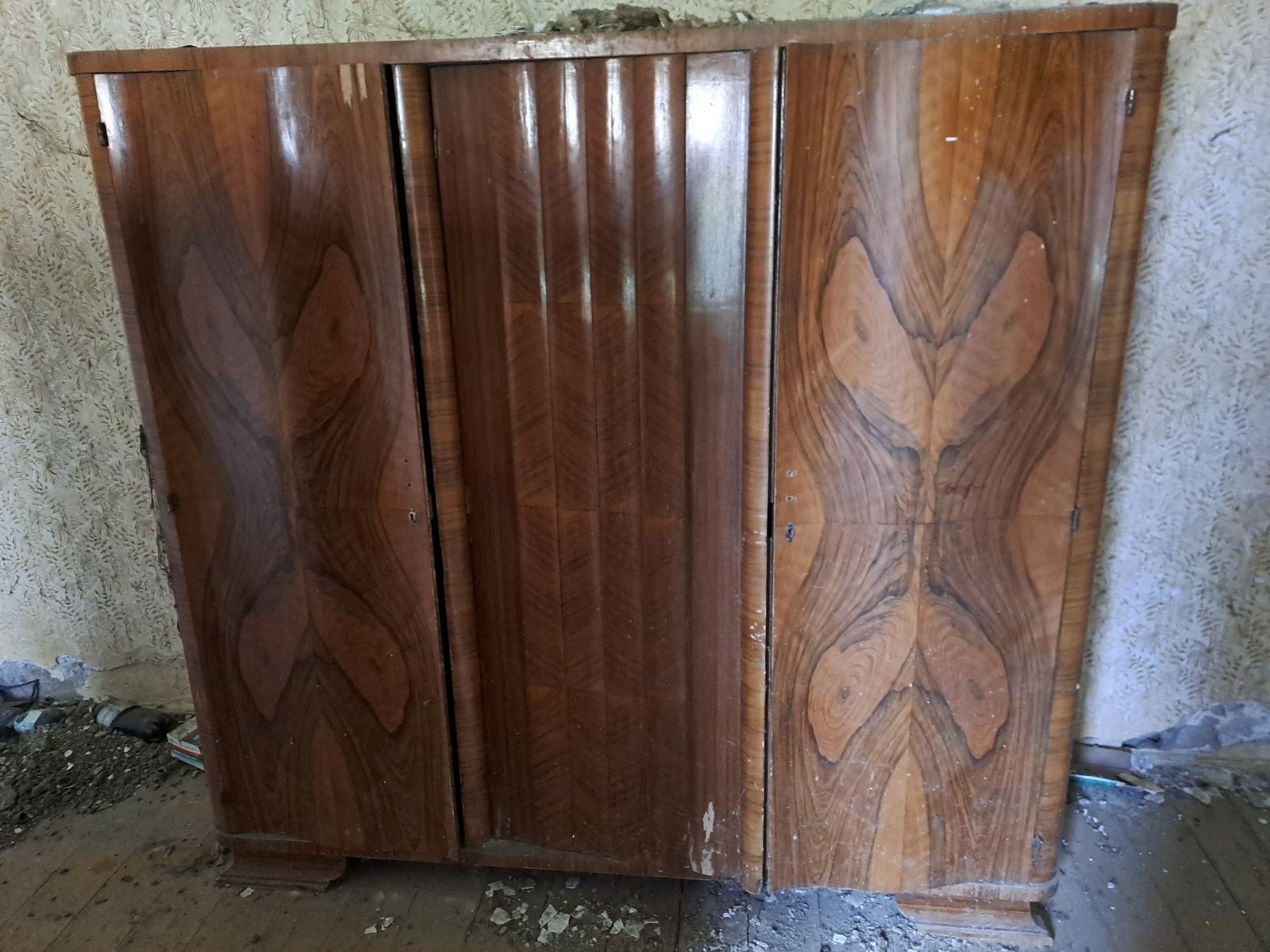 Ormar stari trokrilni (starinski).