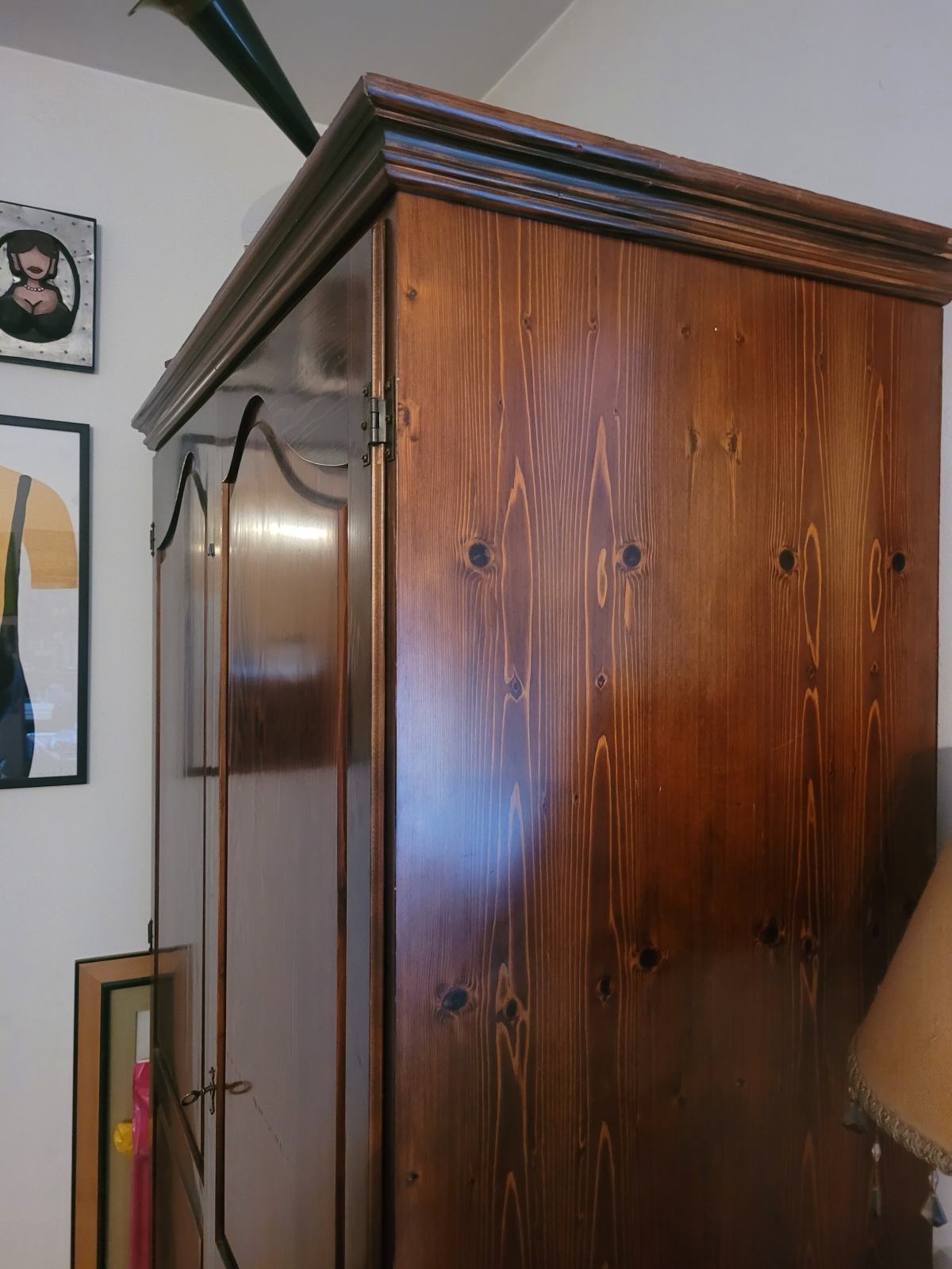 Prekrasan stari ormar