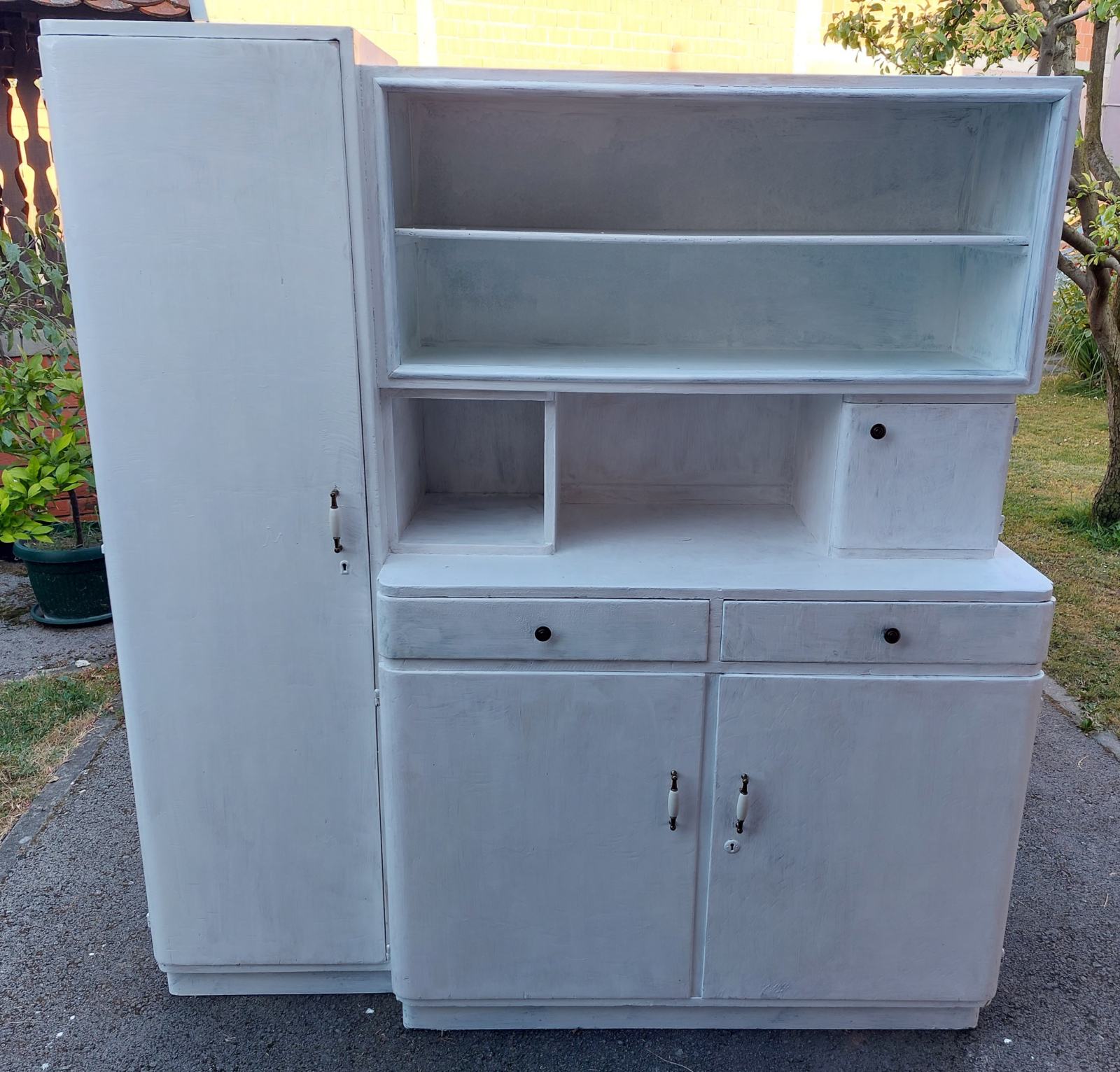 Prodajem starinski kredenc