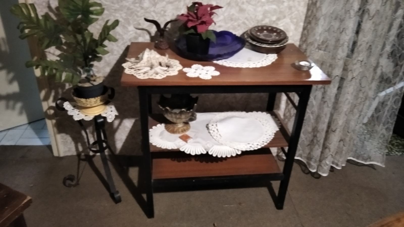 Prodajem starinsku policu za televizor