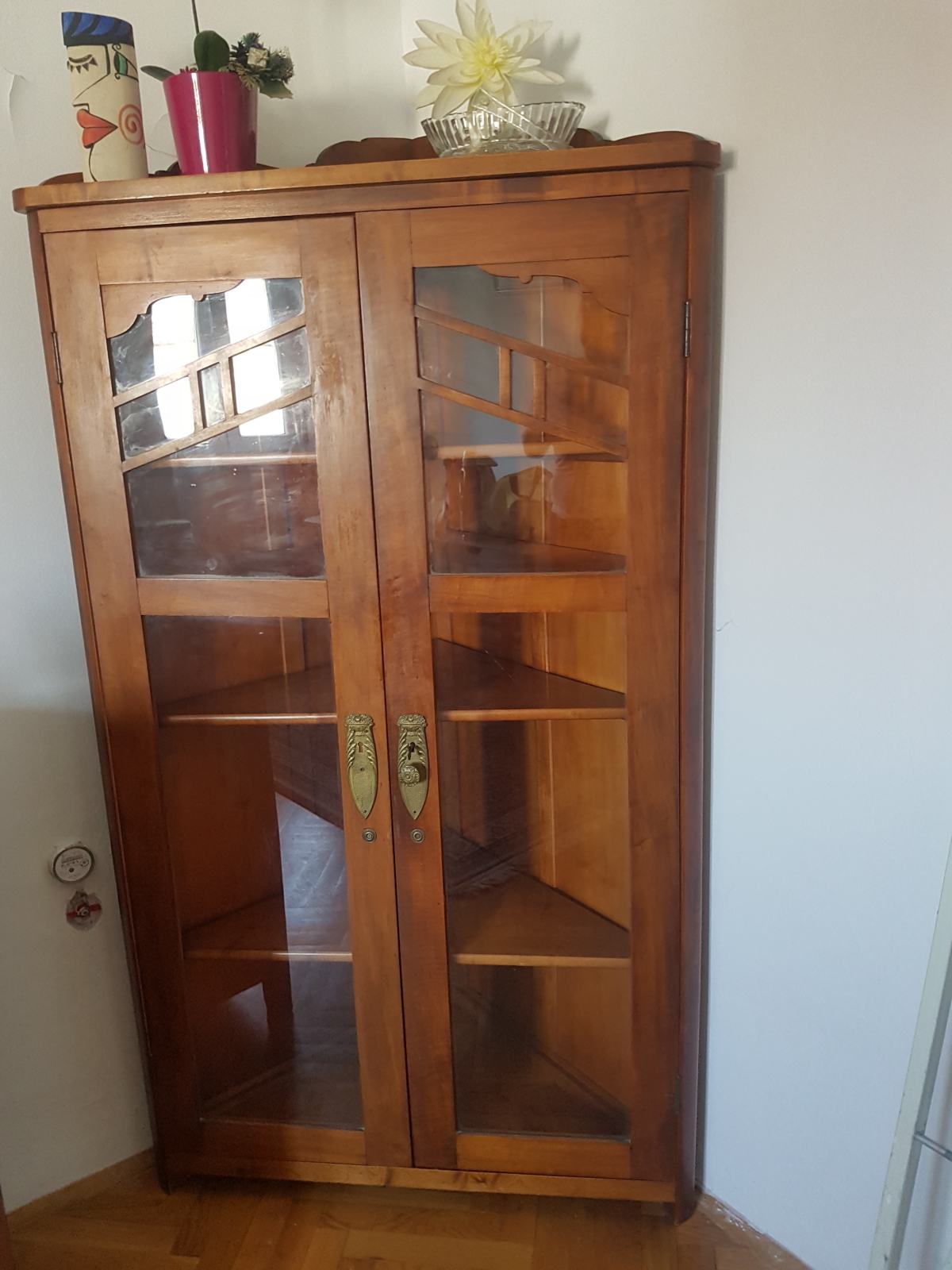 Secesijska kutna vitrina