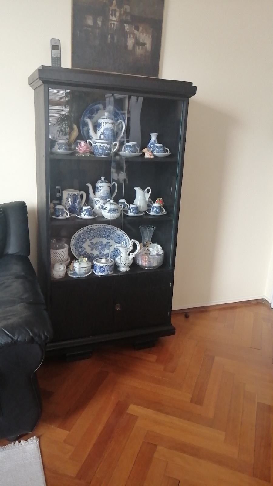 Secesijska vitrina, crna