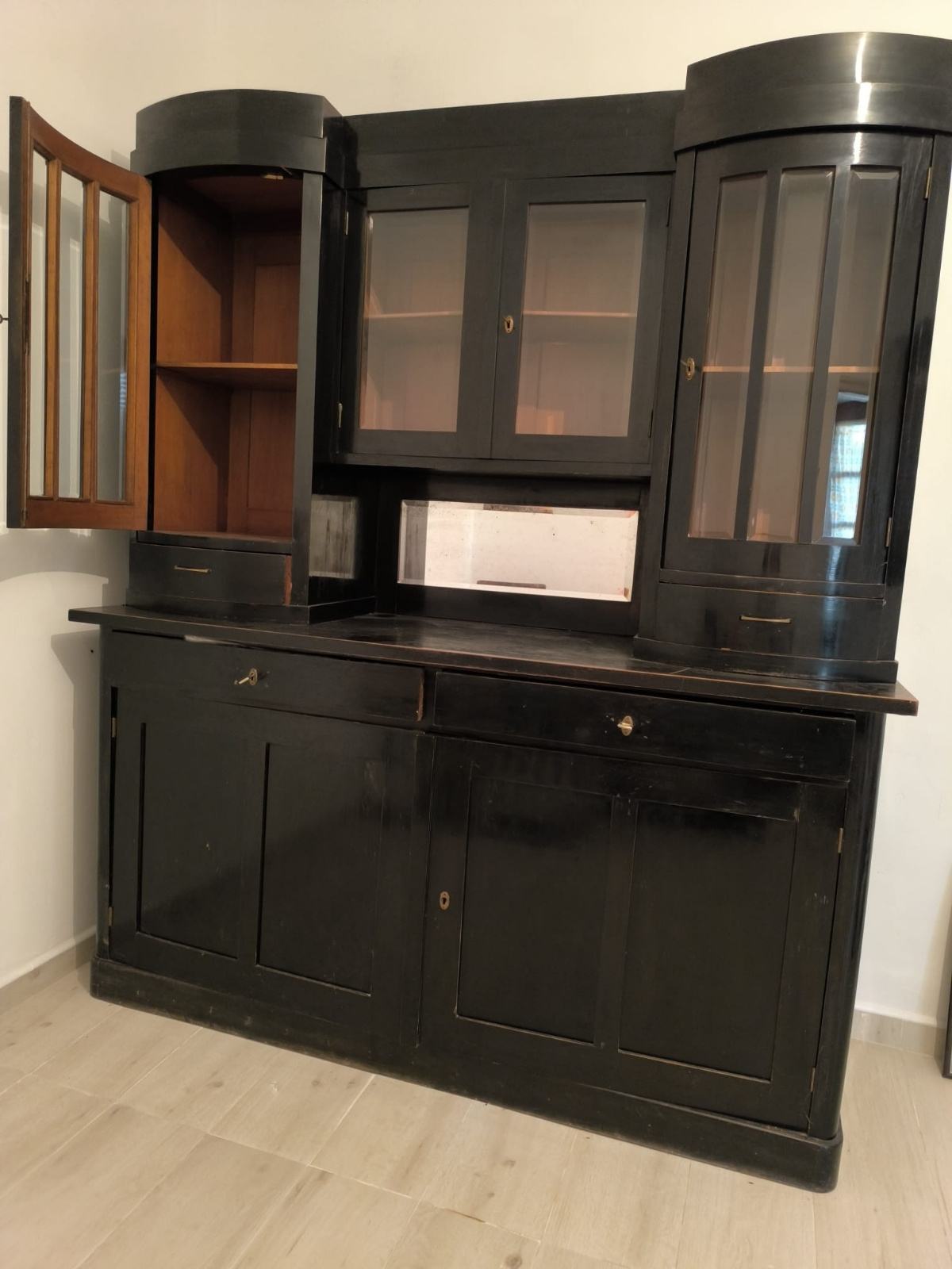 Secesijski ormar-vitrina.