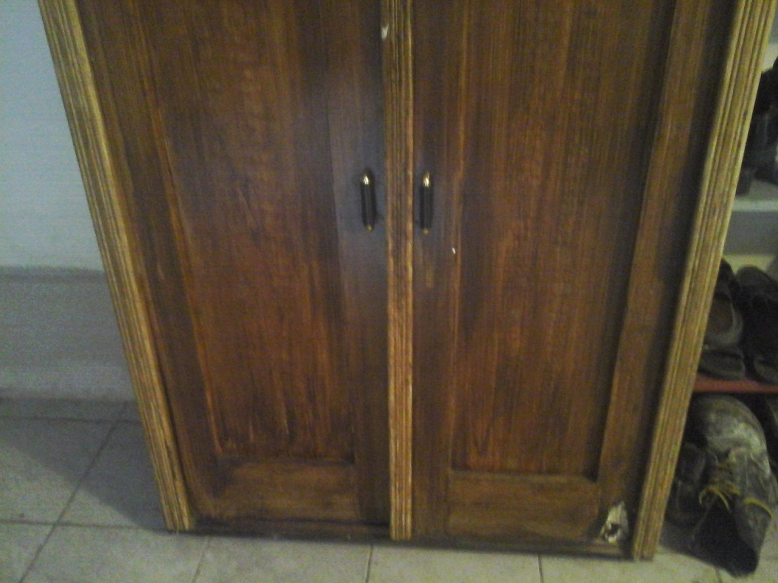 stari drveni ormar s krunom