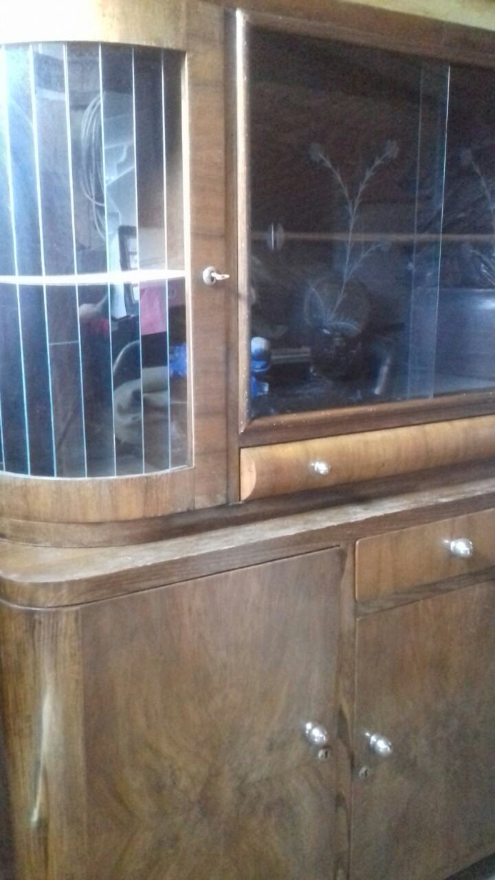 Starinski kredenc sa staklom