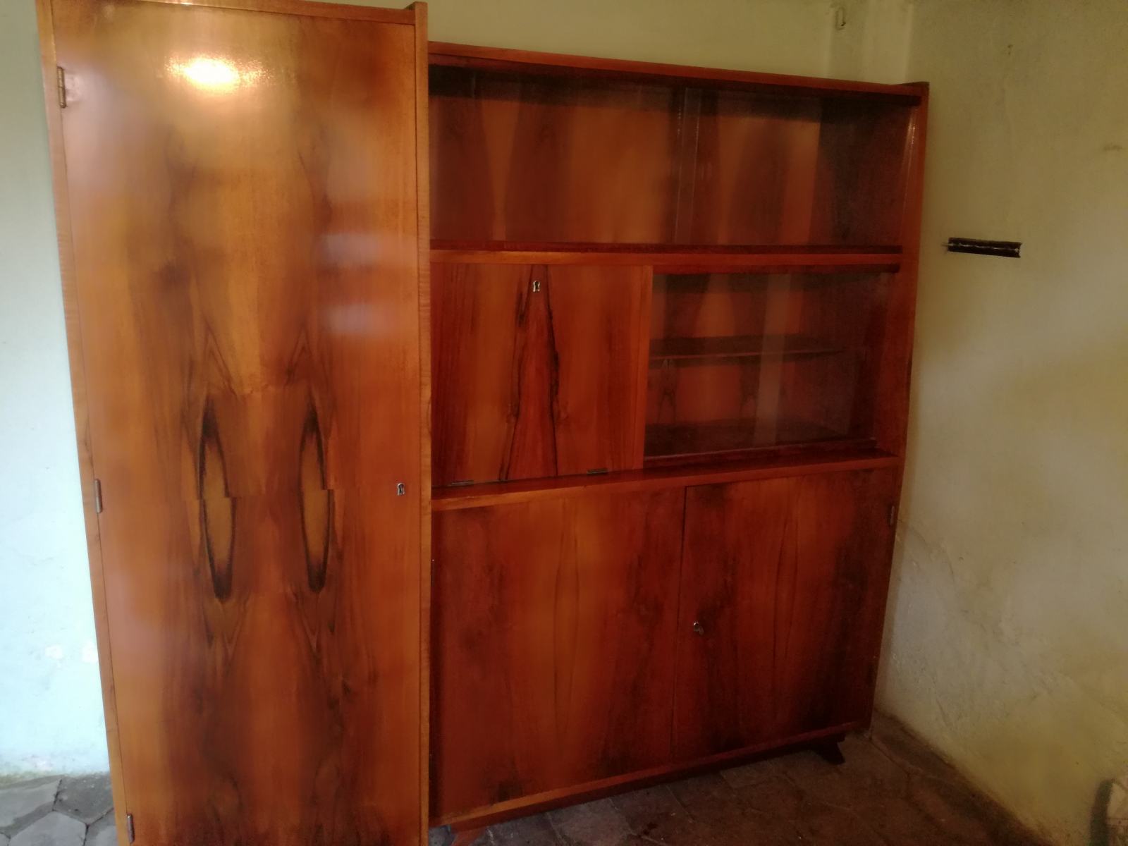 Starinski ormar-vitrina