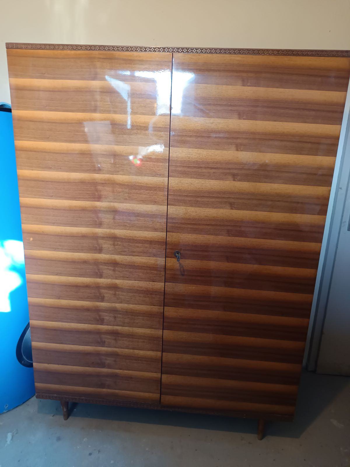 Stilski antikni ormar