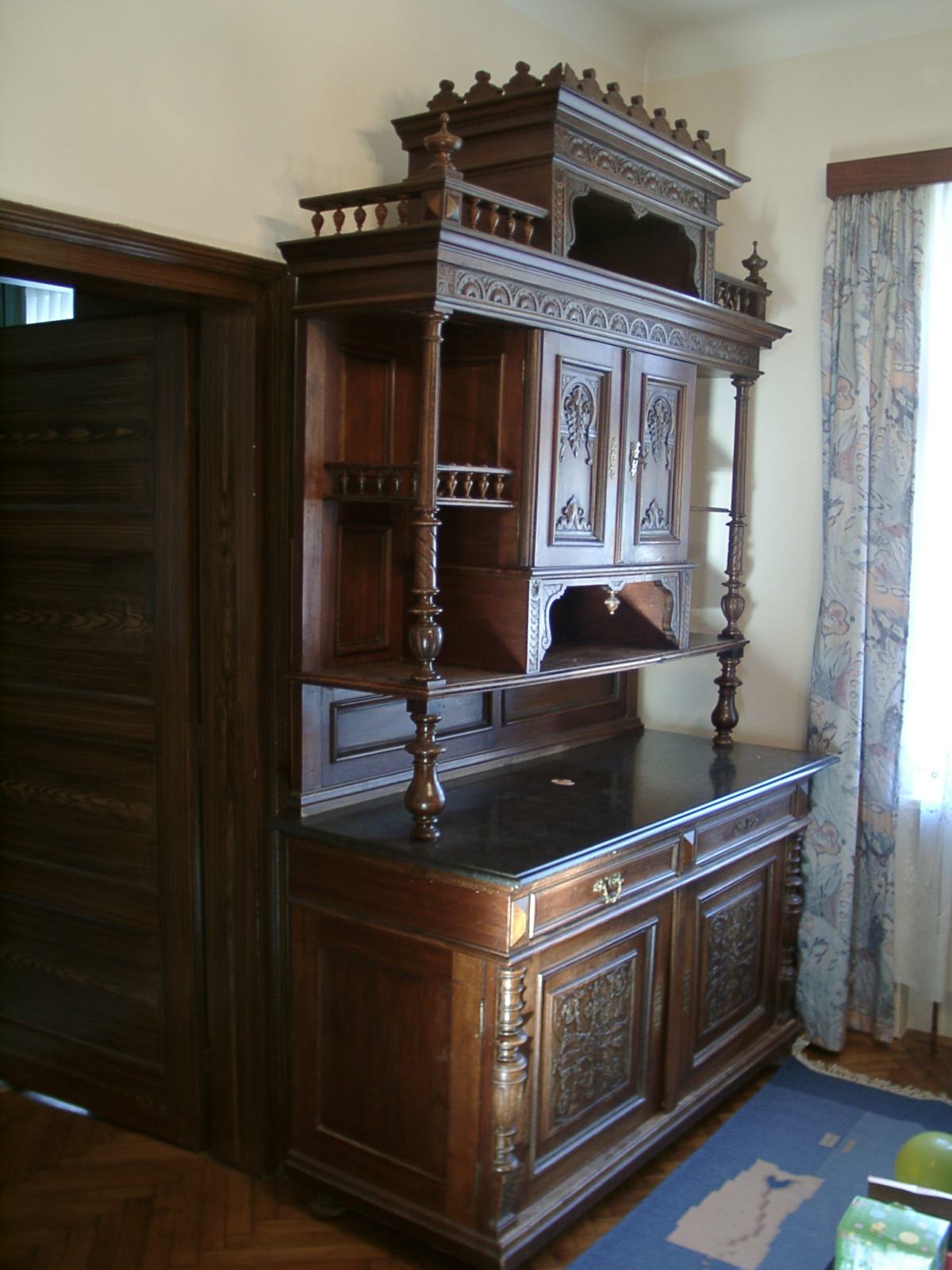 Stilski ormar prodajem