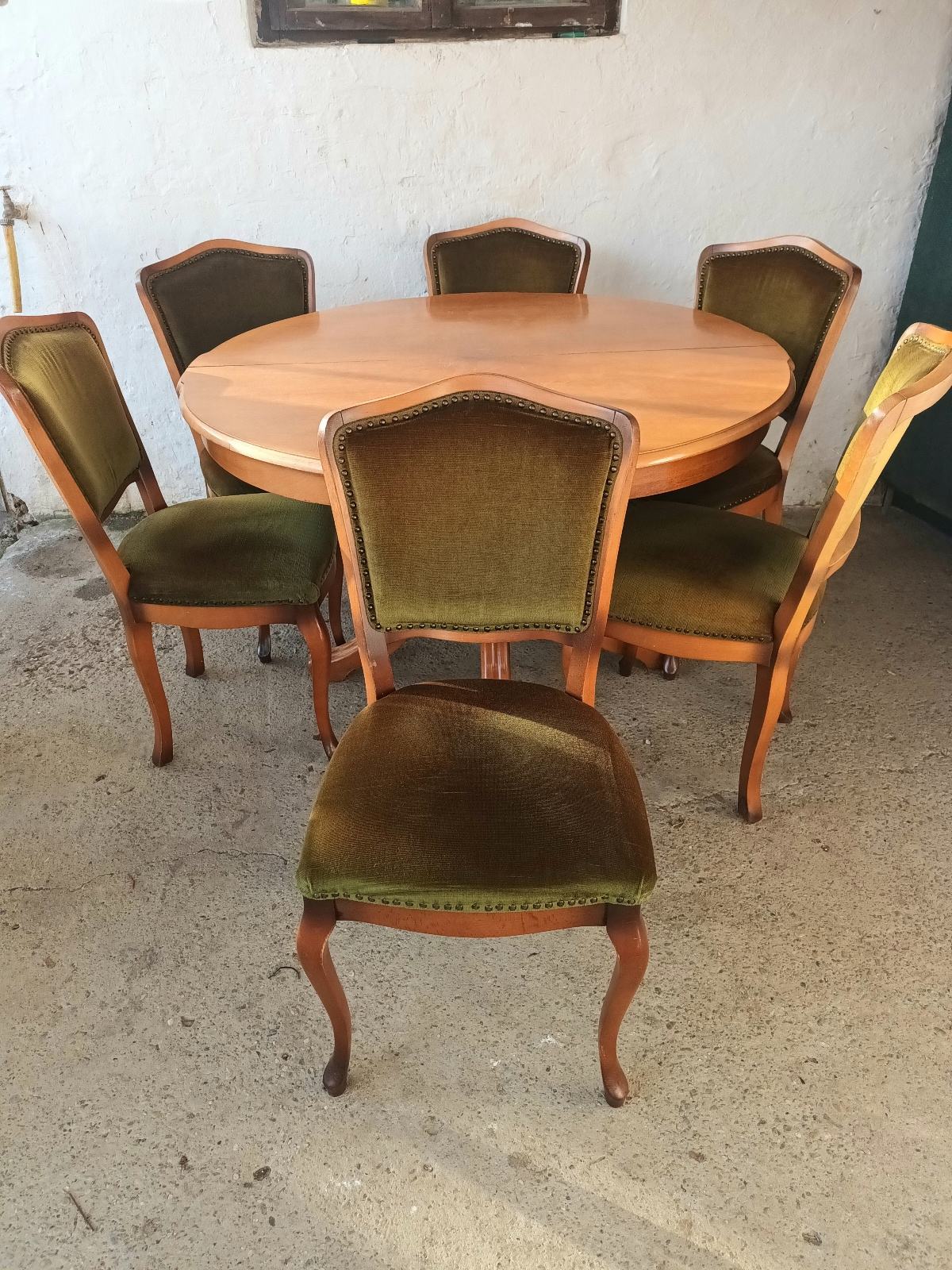 Stol okrugli na razvlačenje sa 6 stolica