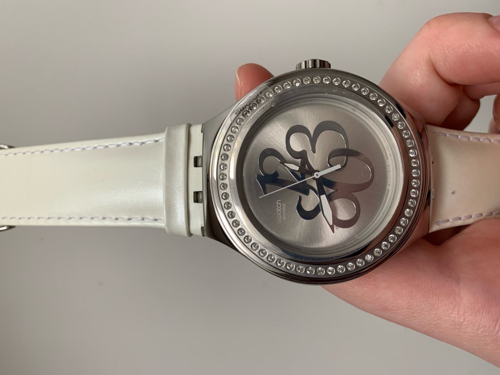 Swatch sat PEARLY GLOSS YNS107, bijeli s kristalima