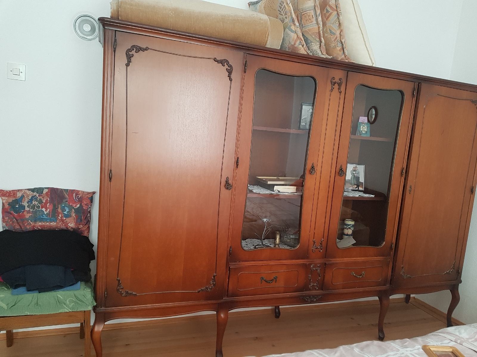 Vitrina i dvokrilni ormar stilski namjestaj