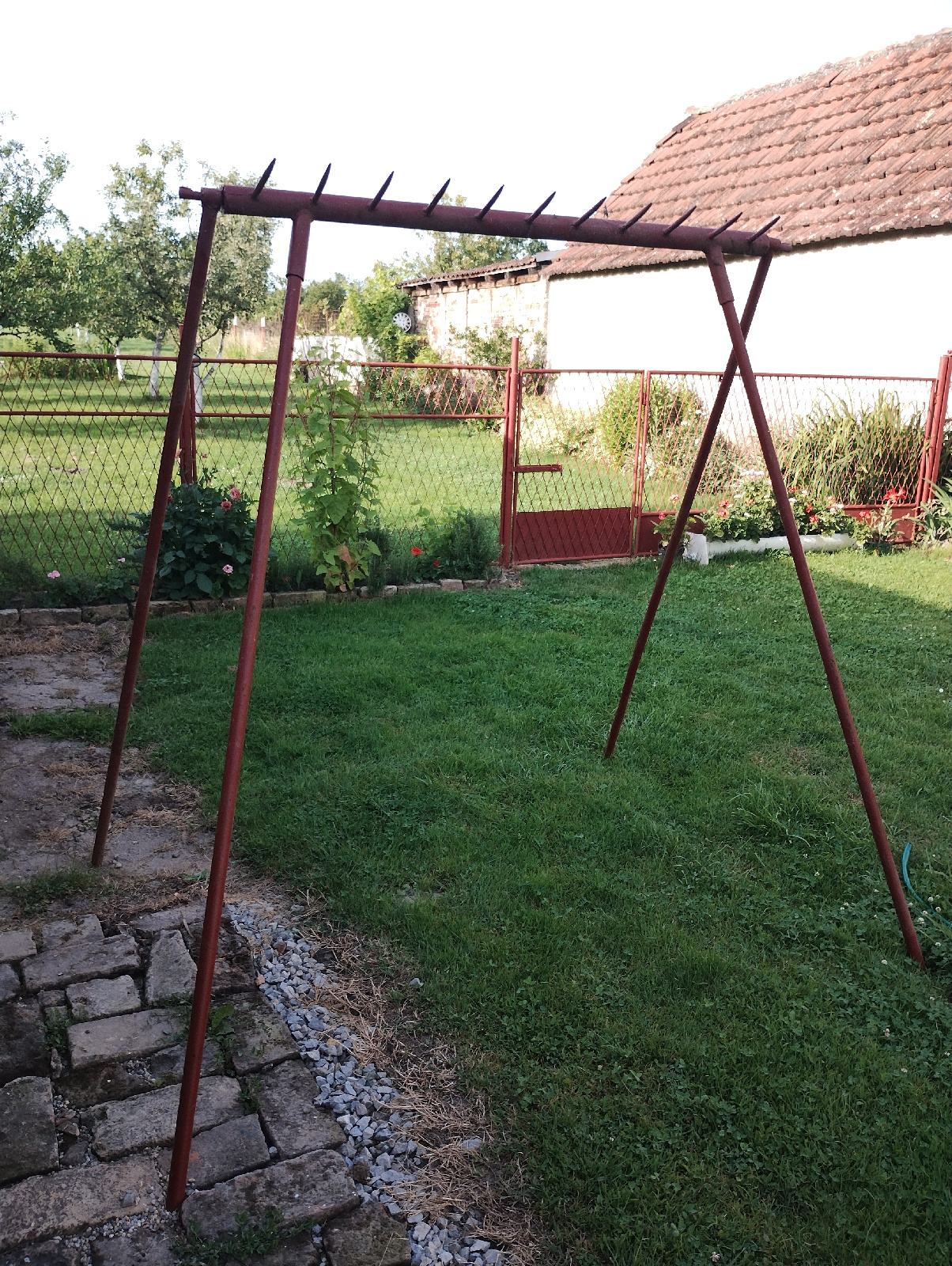 Vješala i korito za svinjokolju