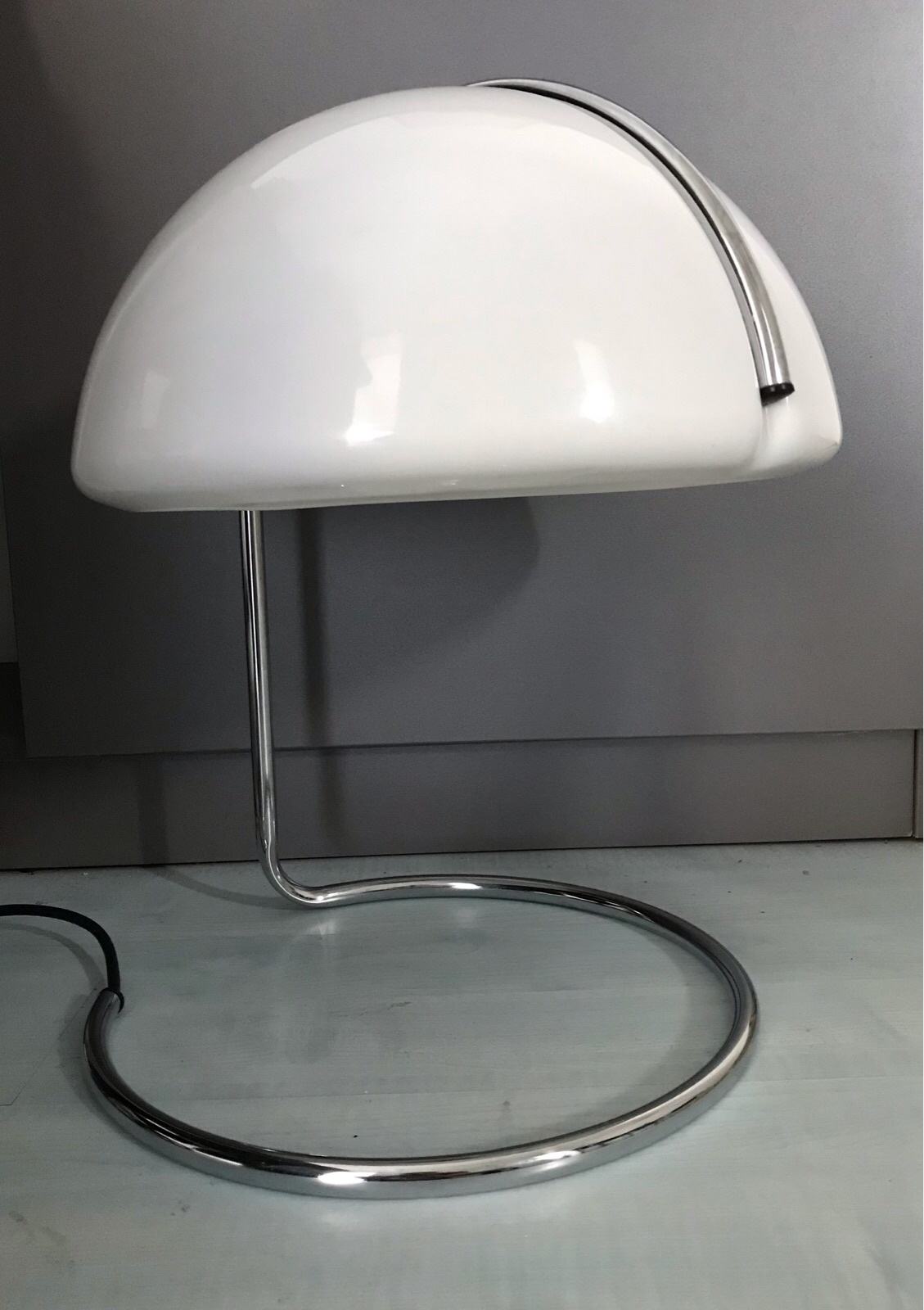 Meblo Guzzini stolna lampa