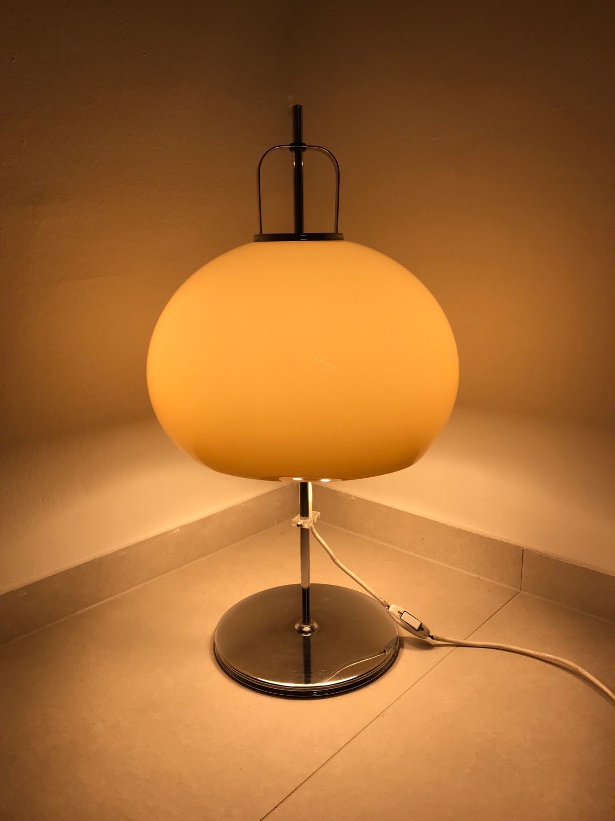 Meblo Guzzini stolna lampa