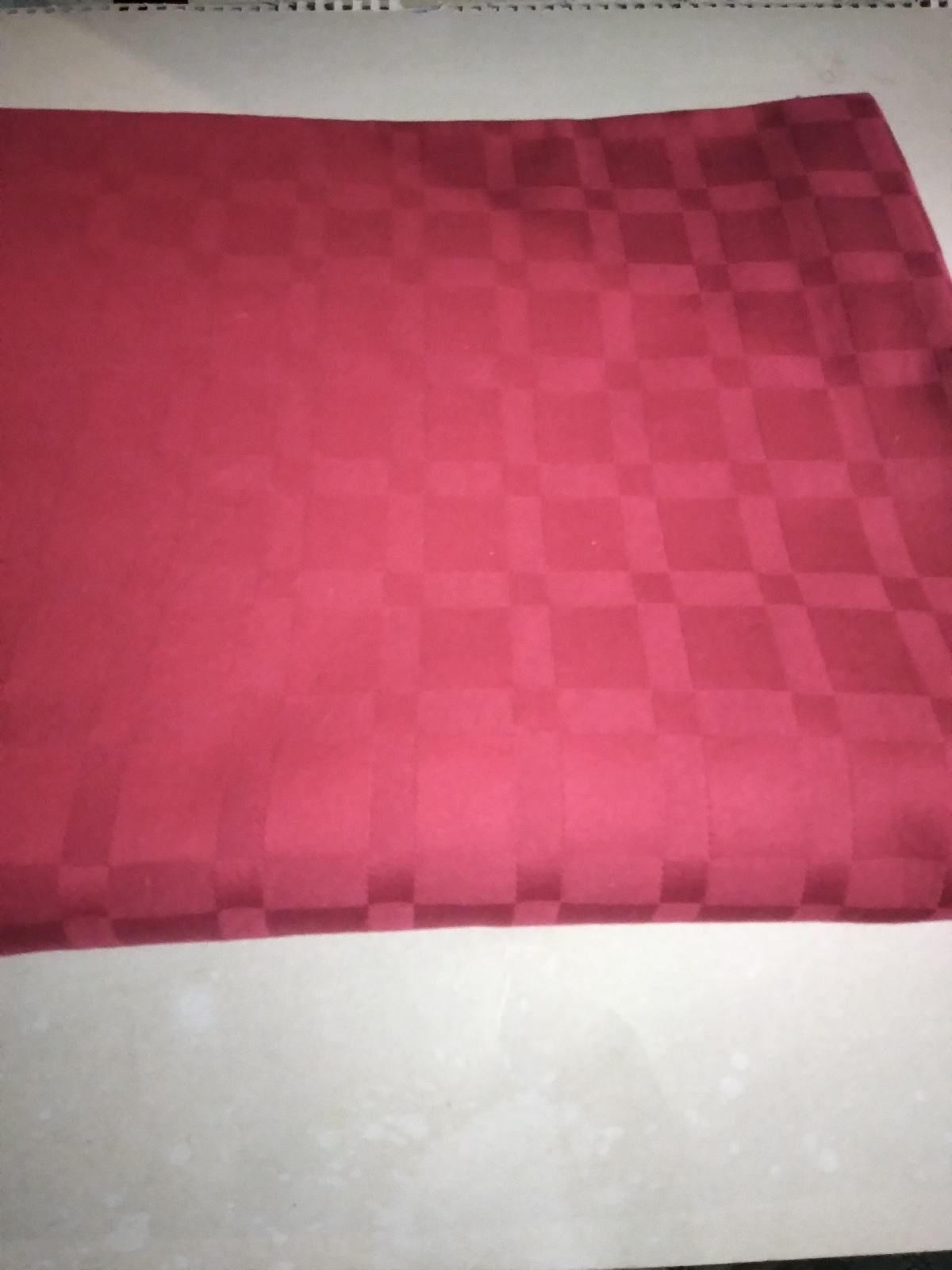 CRVENI DAMAST STOLNJAK