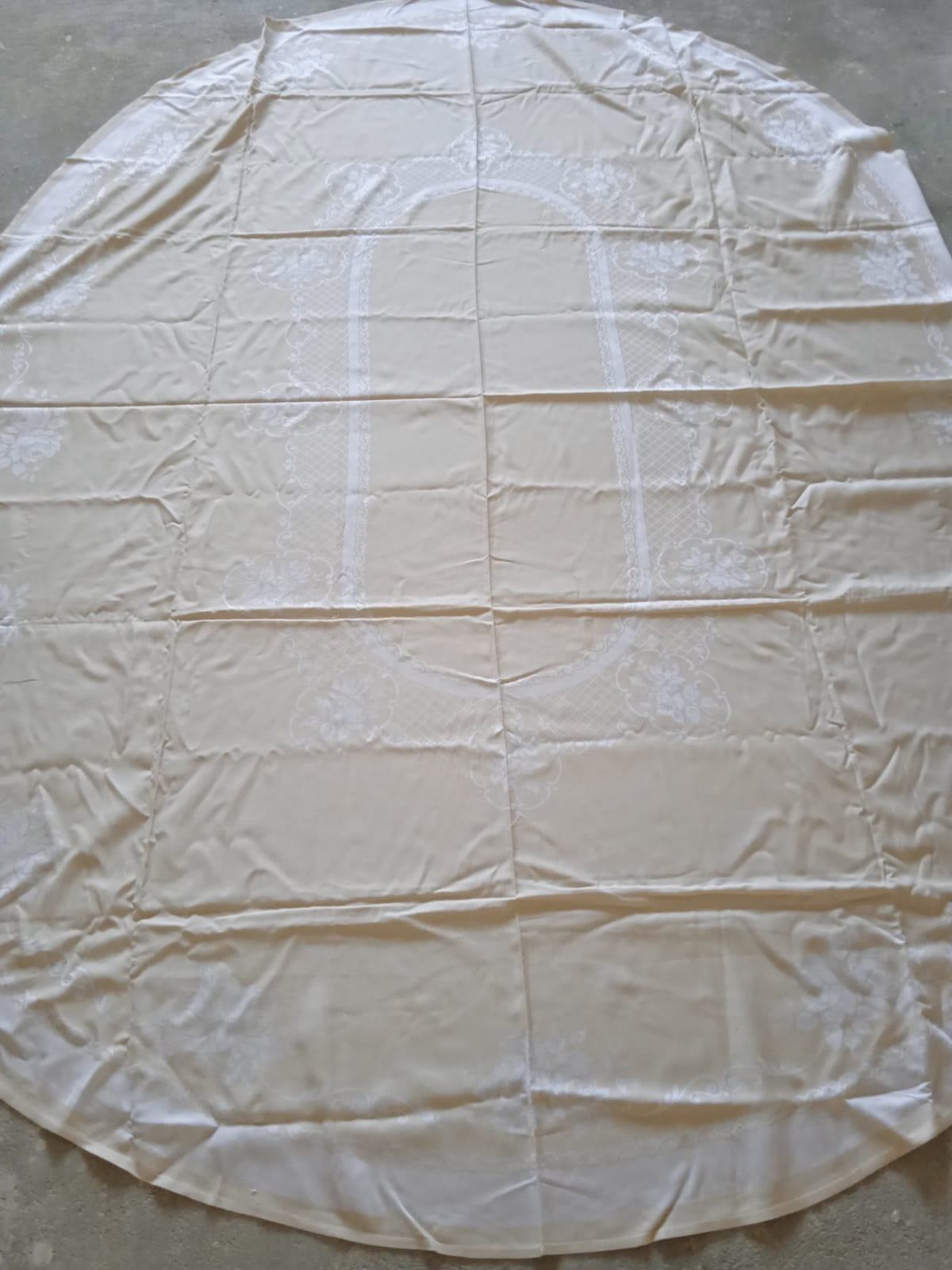 Damast ovalni stolnjak