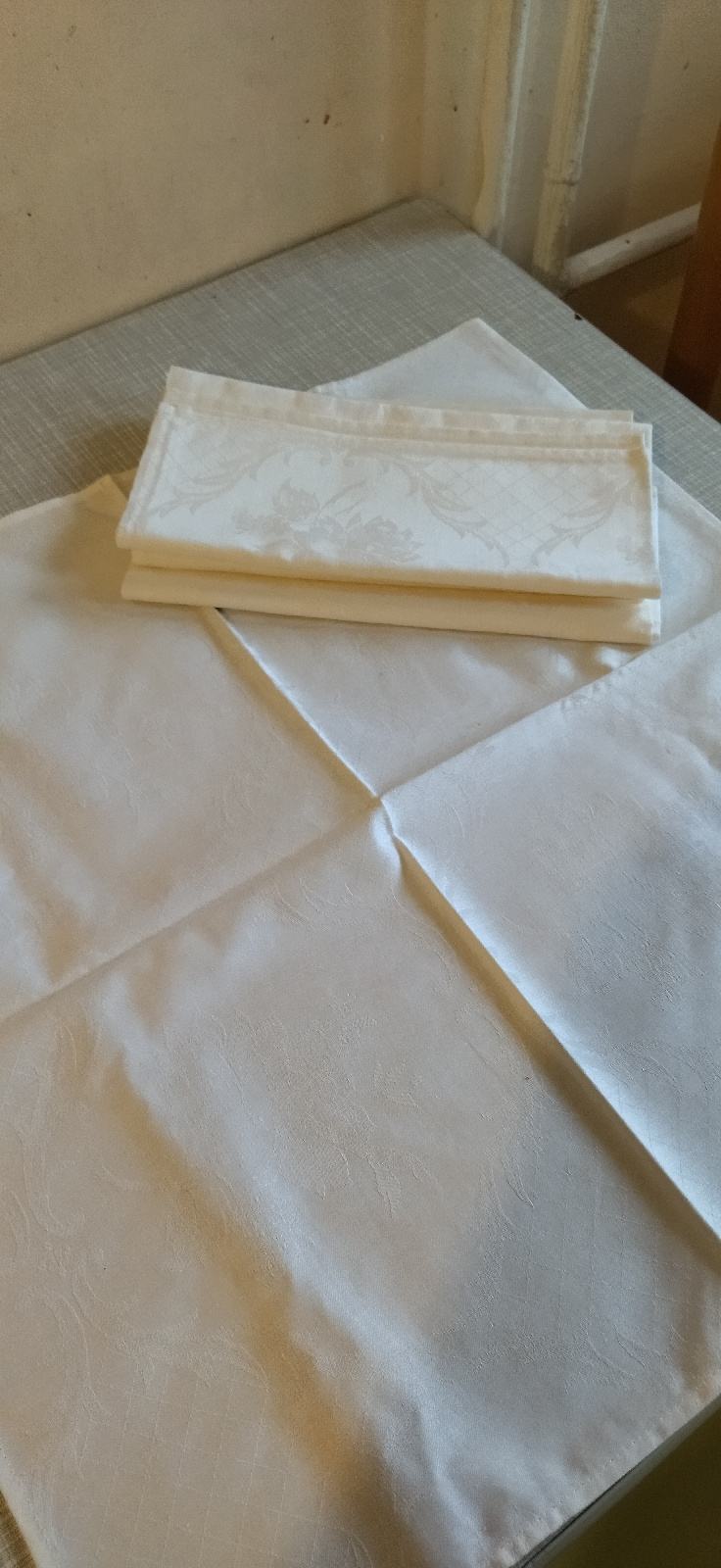 damast stolnjak i salvete