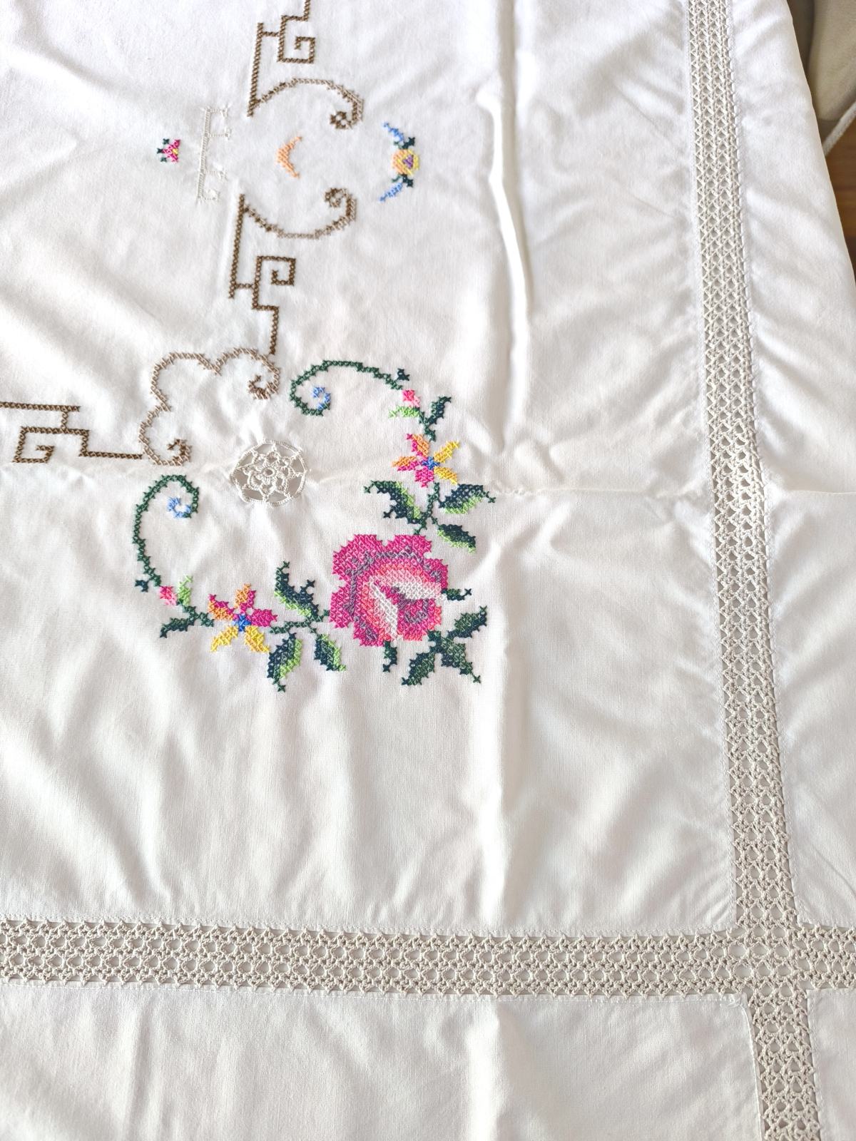 Divan pamućni stoljnjak - djelomično vezeni i heklani