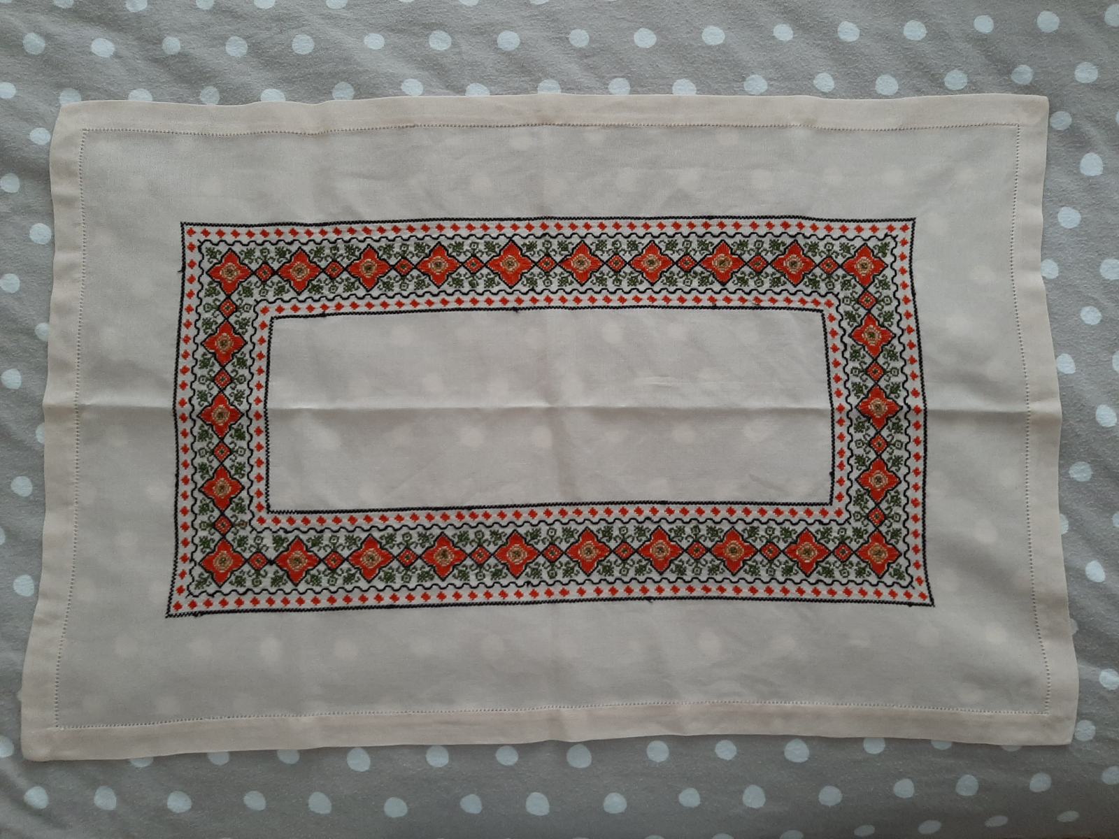 Ručno rađeni tabletić, mali stolnjak