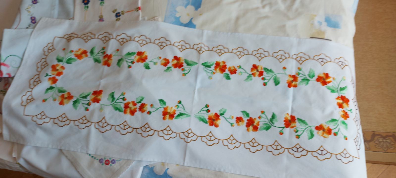 Stolnjaci vezeni, heklani, zlatovezi