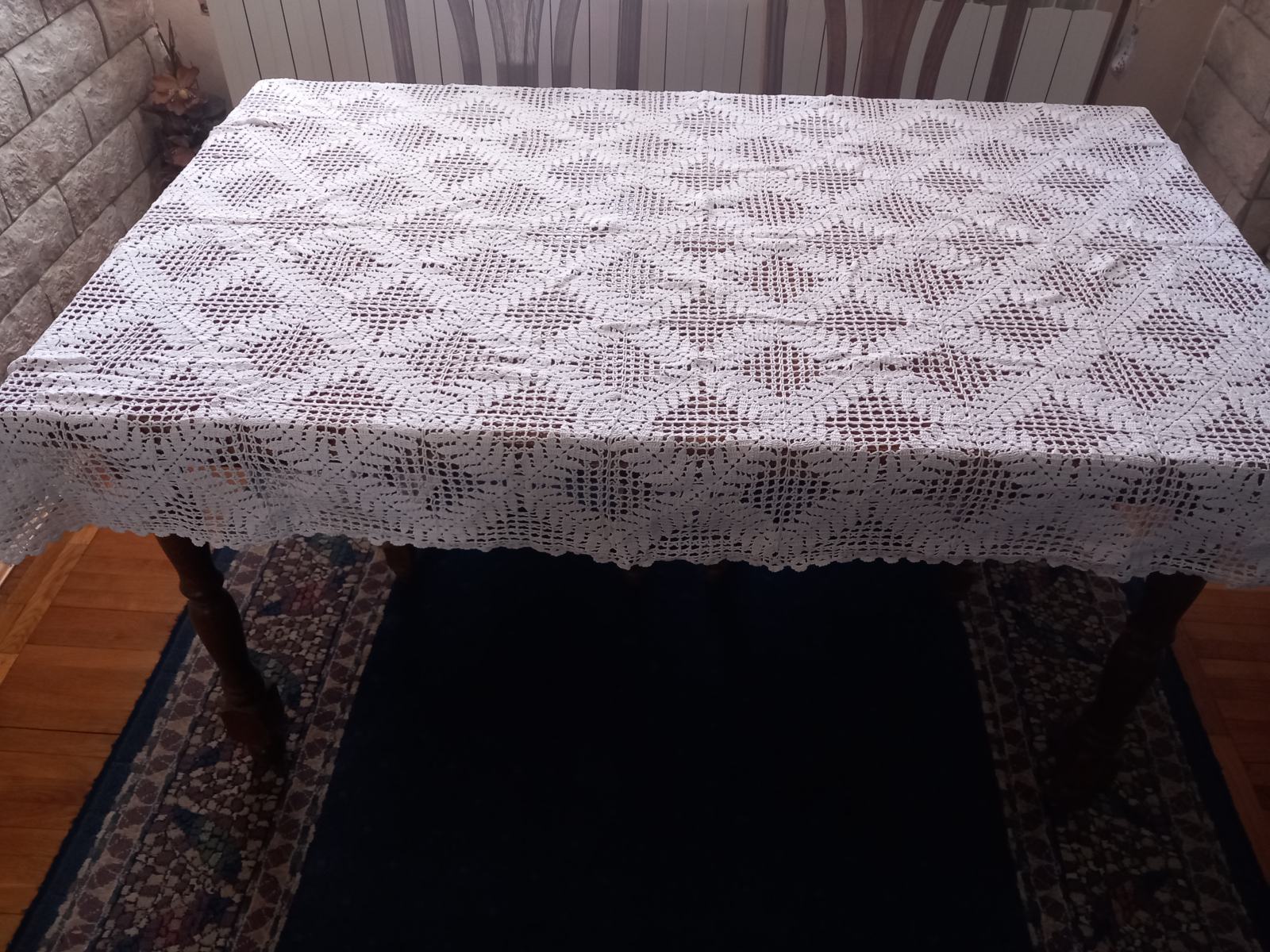 Stolnjak heklani četvrtasti