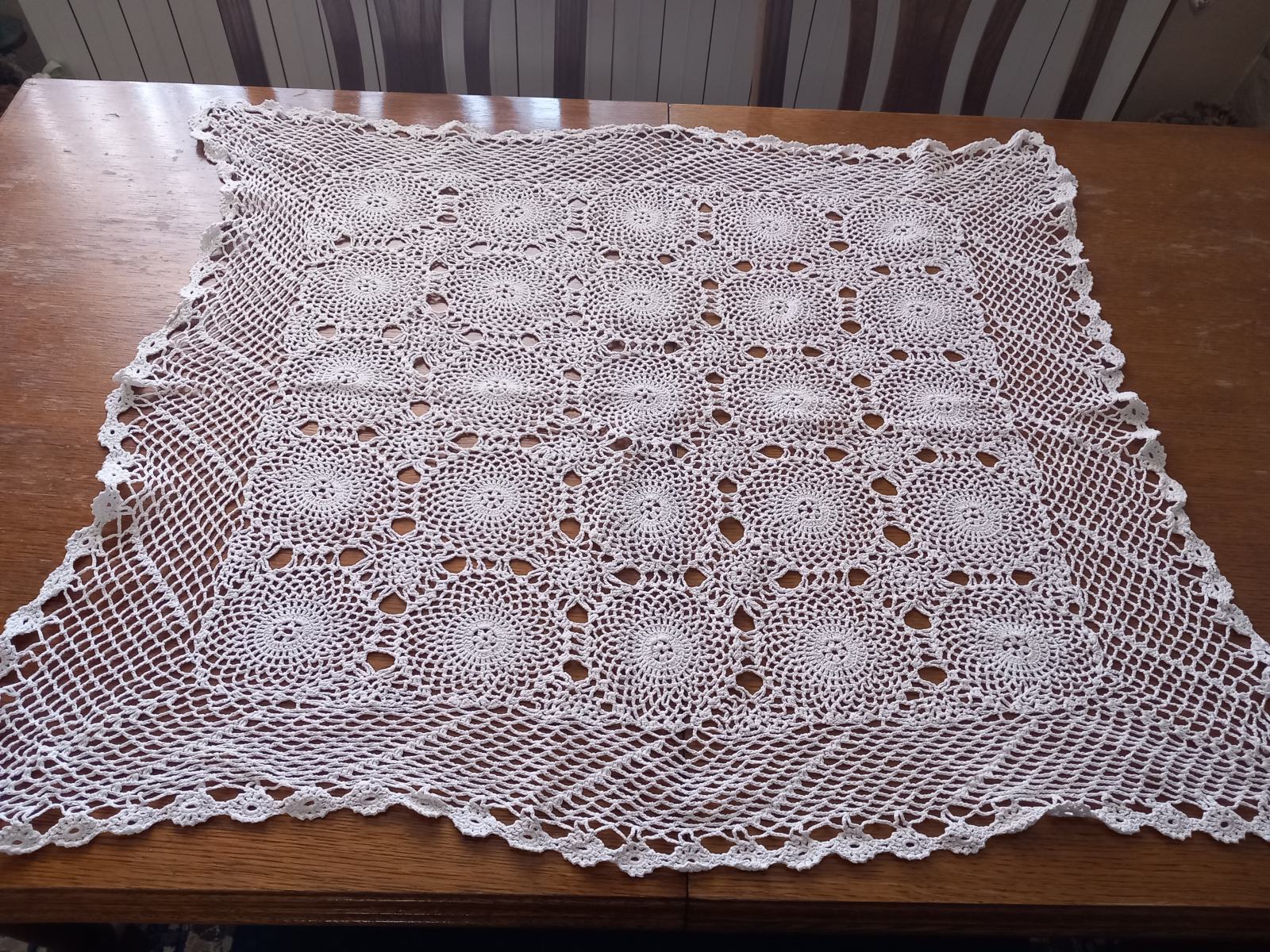 Stolnjak heklani četvrtasti