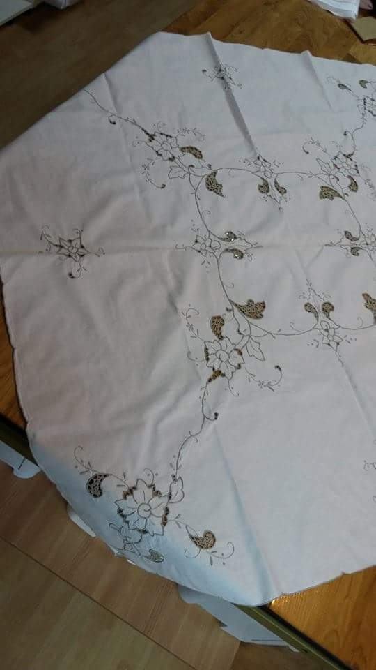 stolnjak rucno vezeni