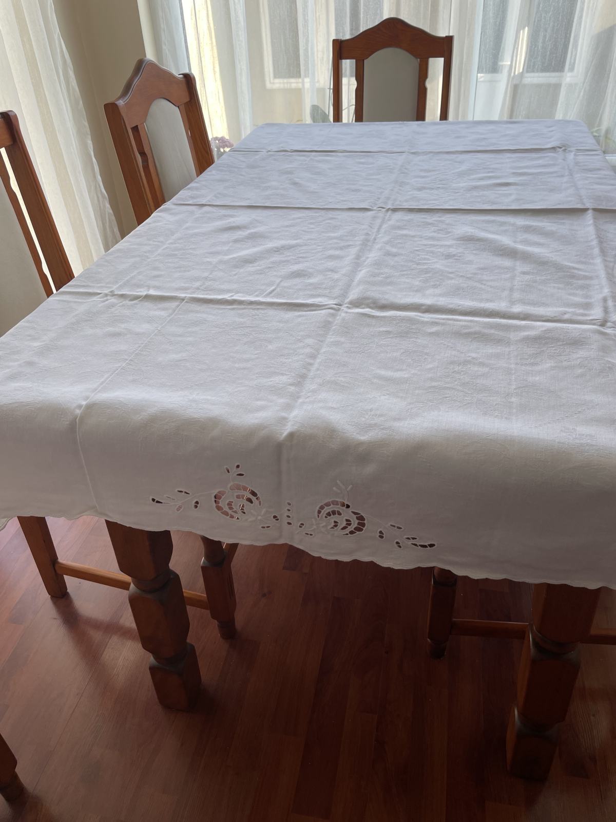 Stolnjak, šlingani na damastu