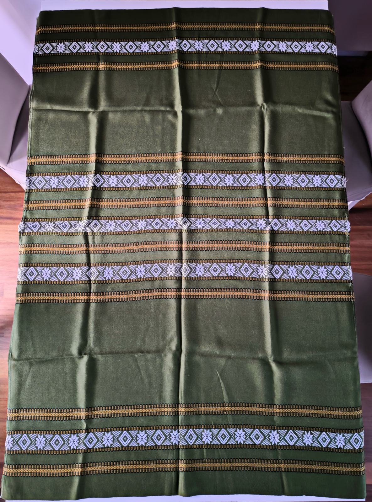 Tamnozeleni strojno vezeni stoljnjak 94 x 141 cm