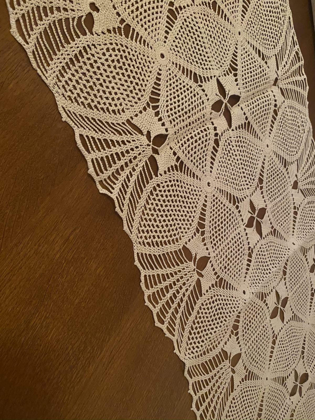 Tradicionalni heklani stolnjak Runolist - Unikat