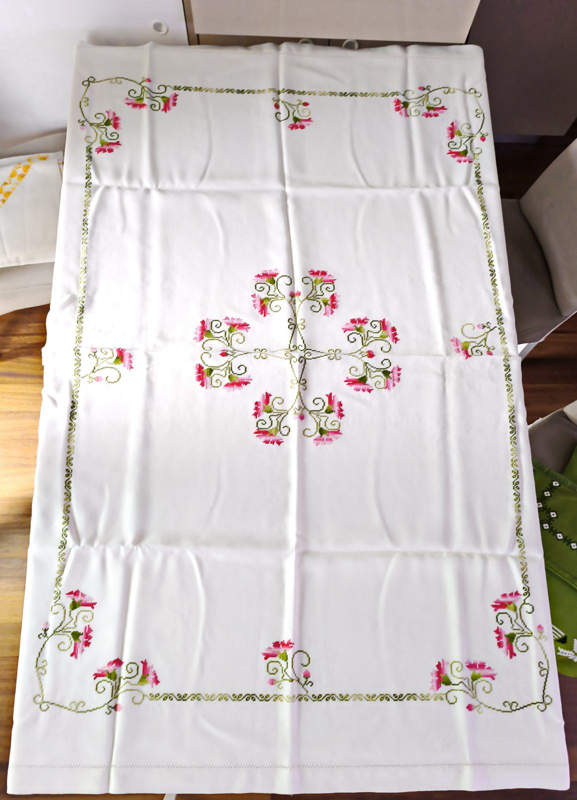 Novi vezeni bijeli stoljnjak sa šatiranim koncem 113 x 150 + tabletić