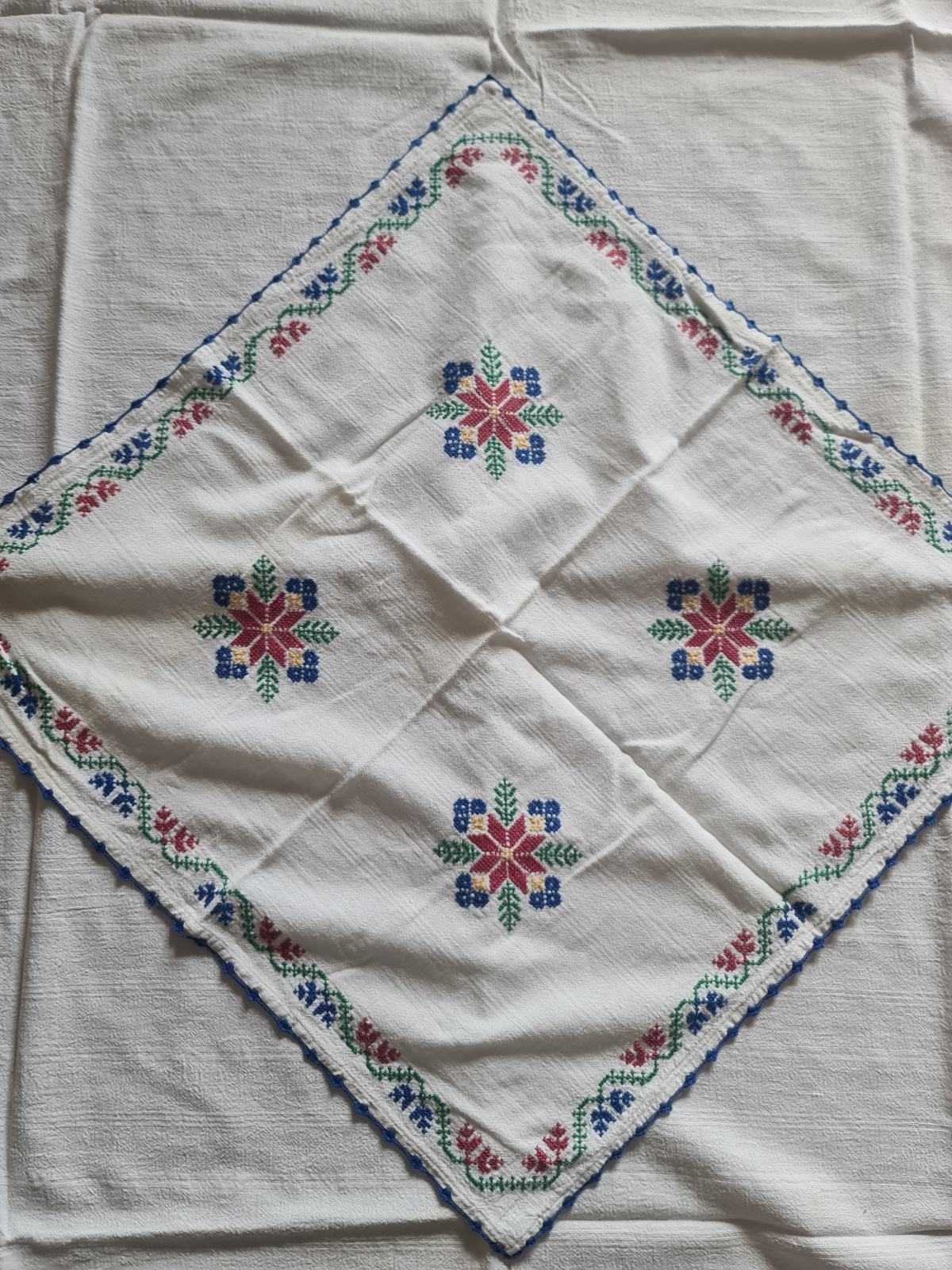 Vezeni Stolnjak i Nadstolnjak Ručno Tkana Tkanina