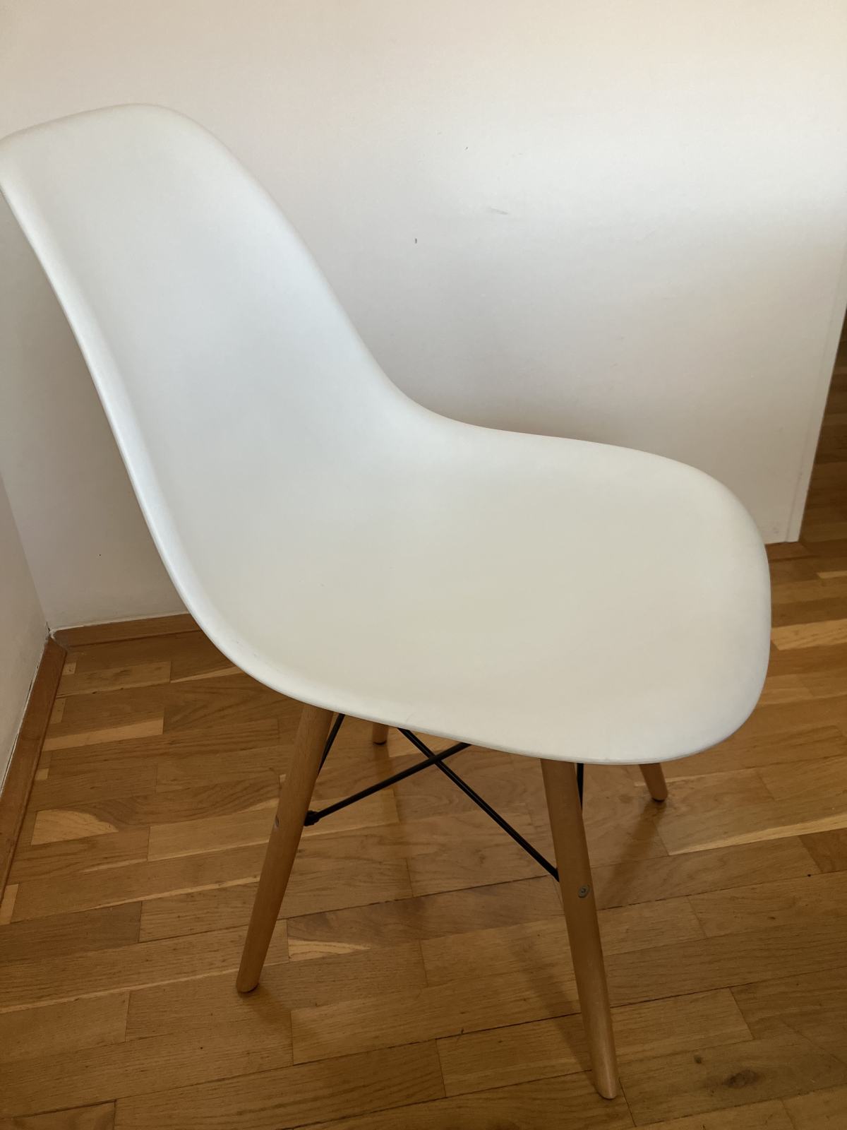 4 bijele moderne stolice