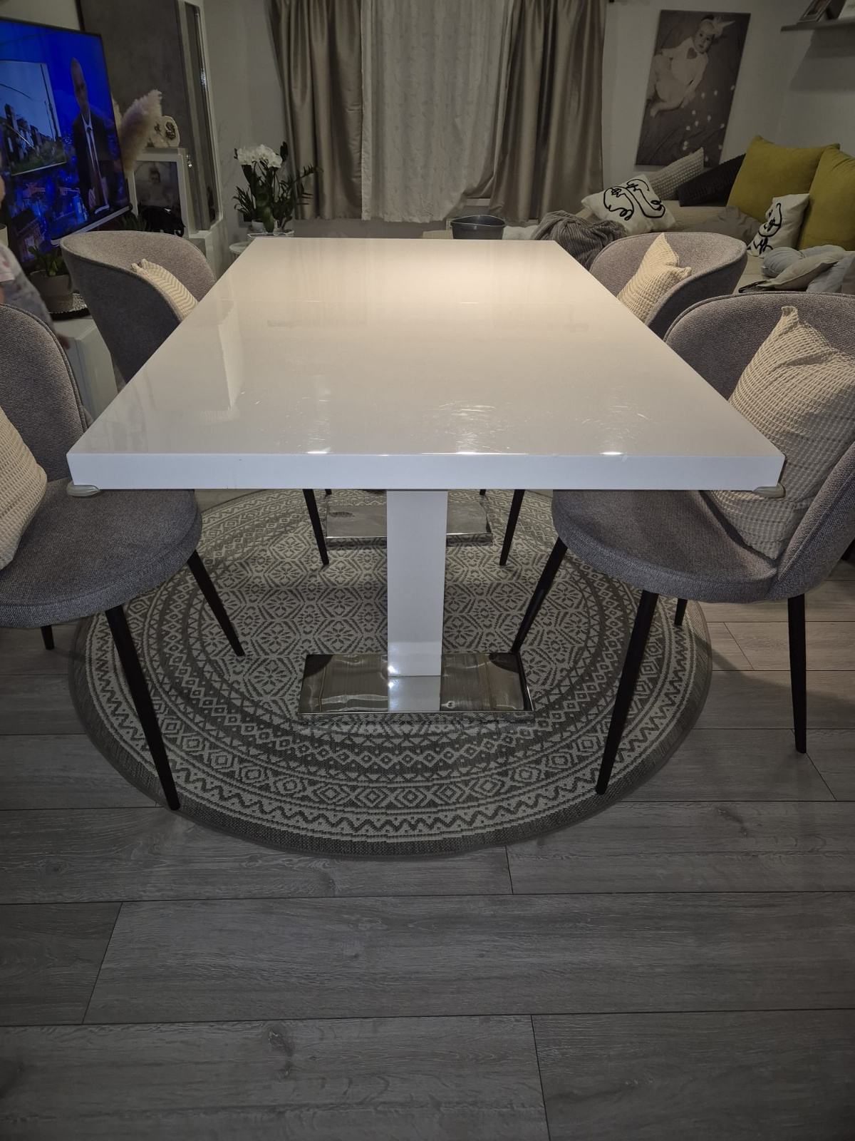 Blagovaonski stol na razvlačenje