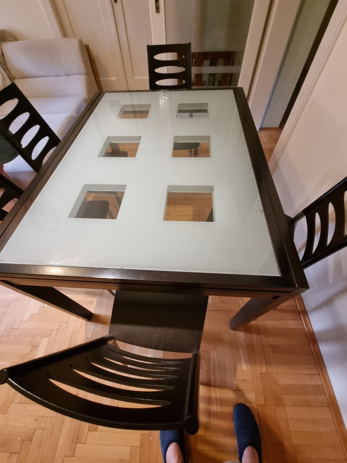 Blagovaonski stol i stolice modernog i kvalitetnog dizajna