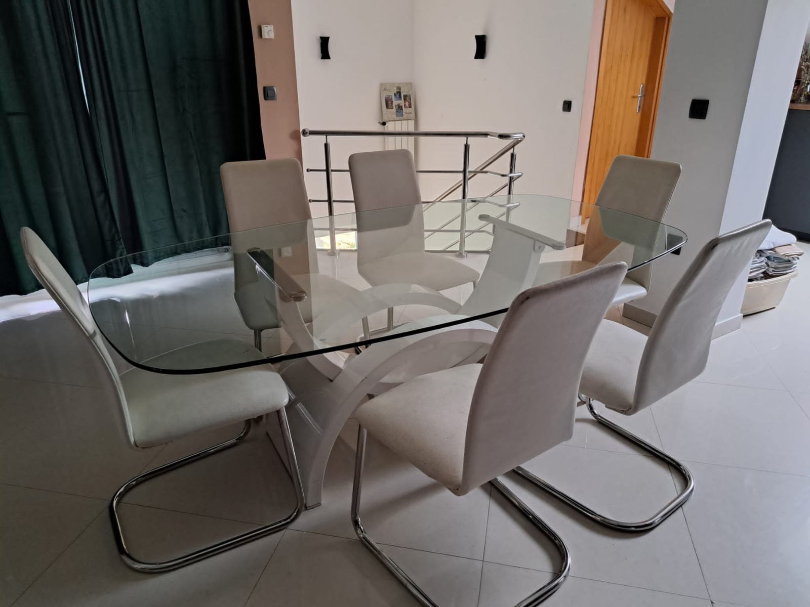 Dizajnerski stakleni blagavonski stol i stolice