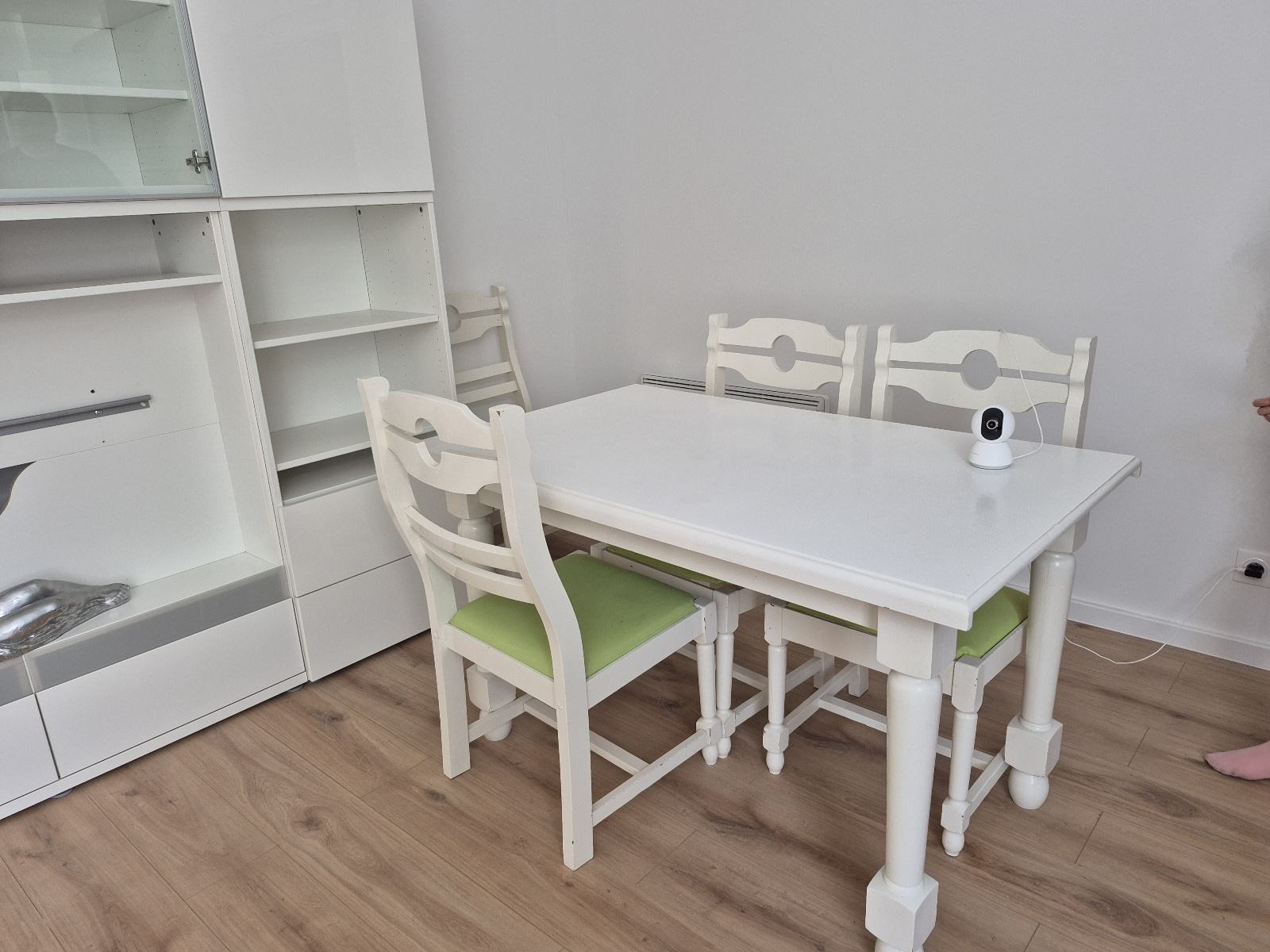 Drveni bijeli stol i 4 stolice