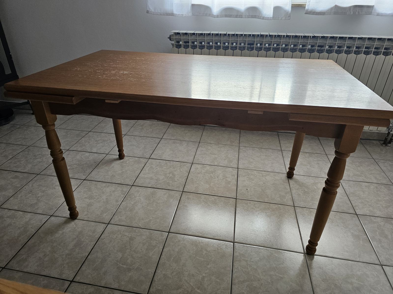 Drveni blagovaonski stol na razvlačenje