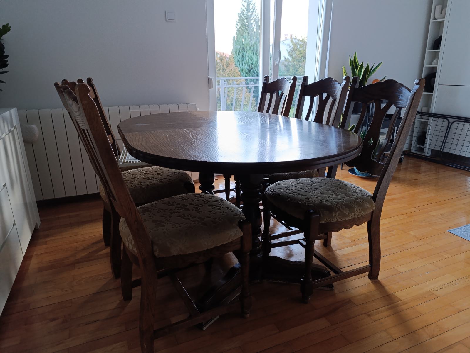 Drveni blagovaonski stol