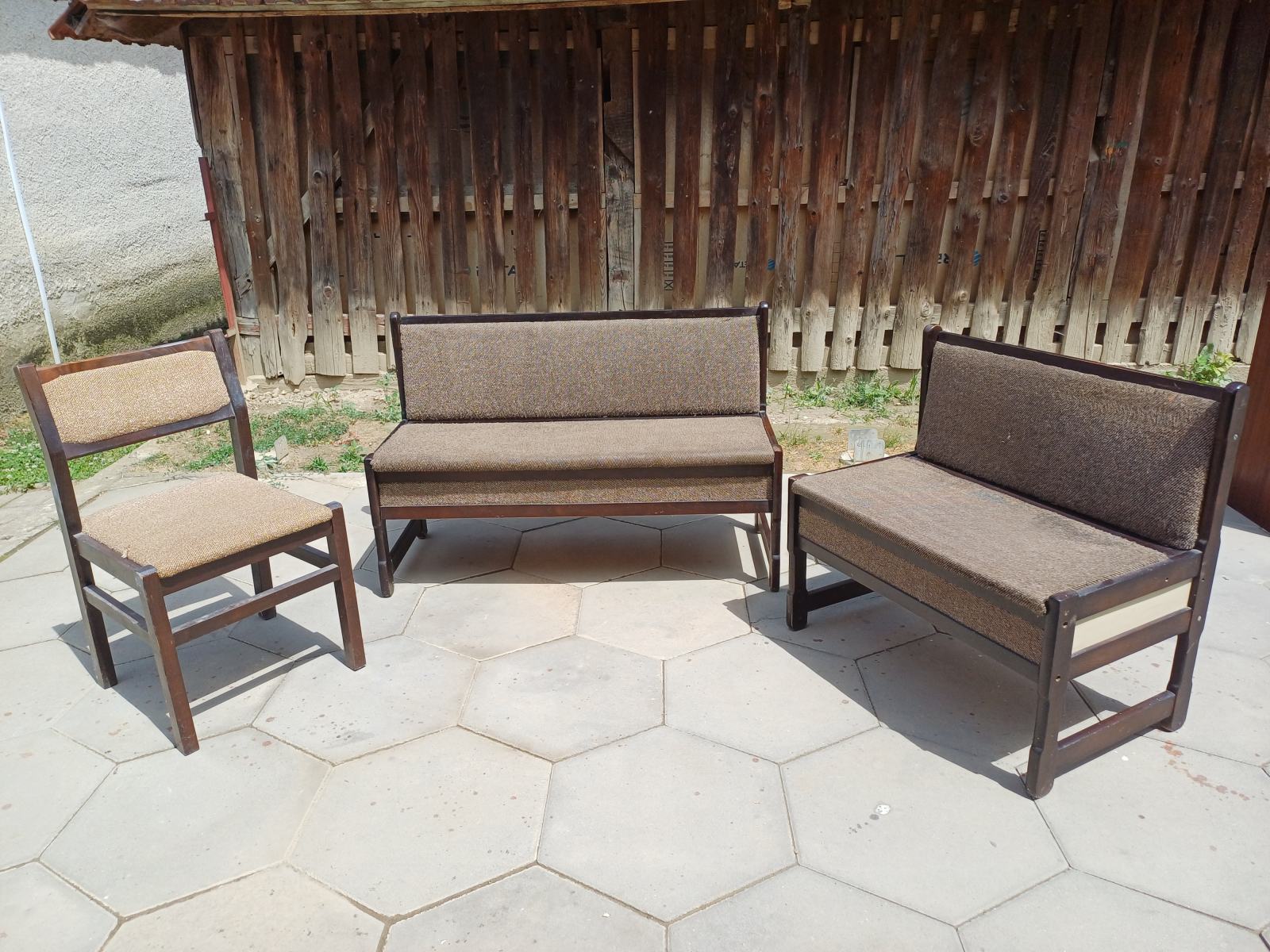 Drveni set: dvije klupe + stolica – retro, čvrsto i očuvano