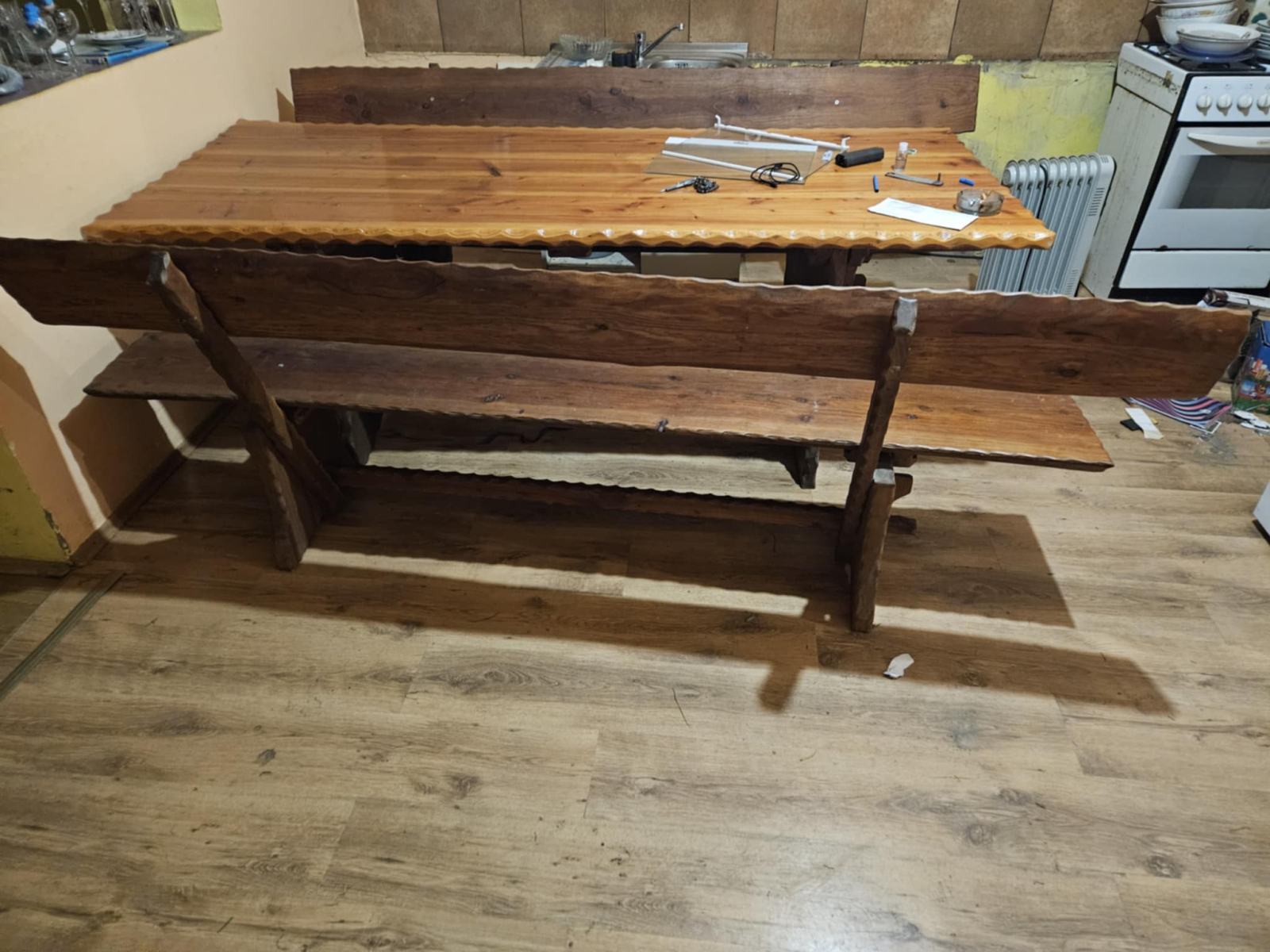 Drveni stol I dvije klupe